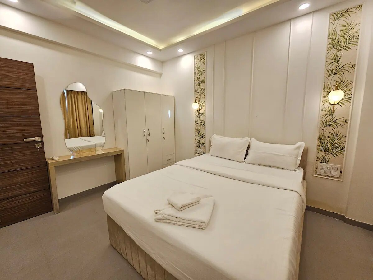 Botanica B103 𝗕𝗢𝗢𝗞 Goa Apartment