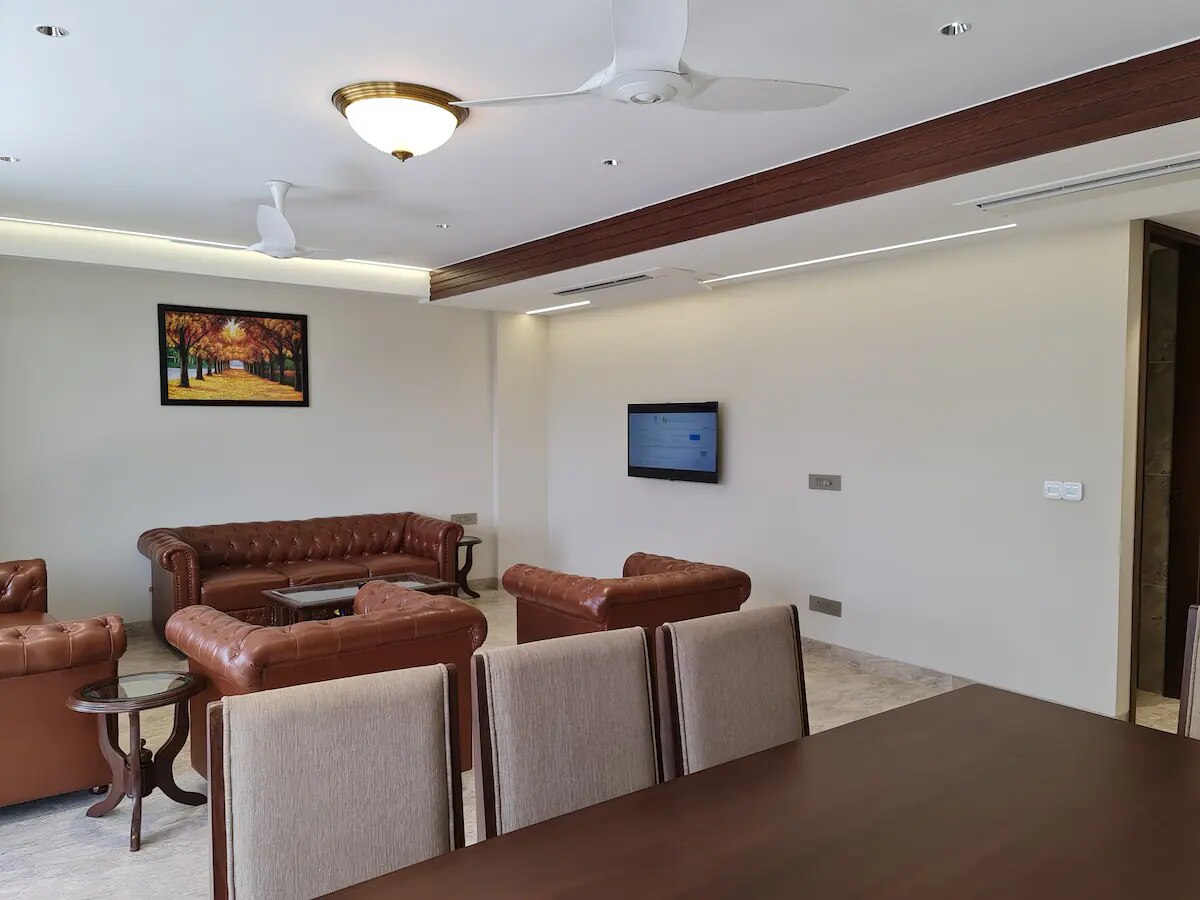 Luxurious 4Bed Room Def Col Cook Breakfast Parking 𝗕𝗢𝗢𝗞 Delhi Apartment