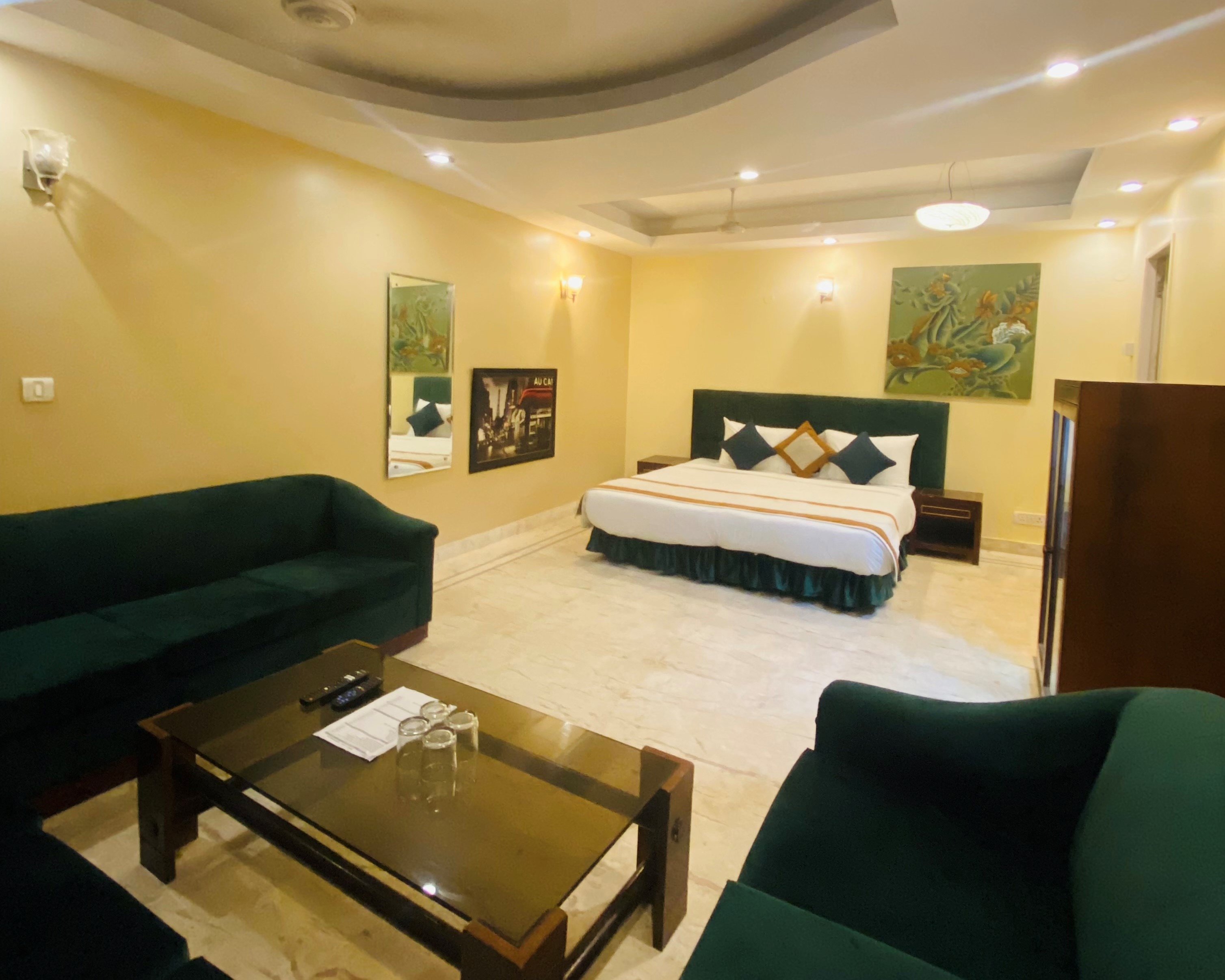 JPM White House 𝗕𝗢𝗢𝗞 Delhi Homestay