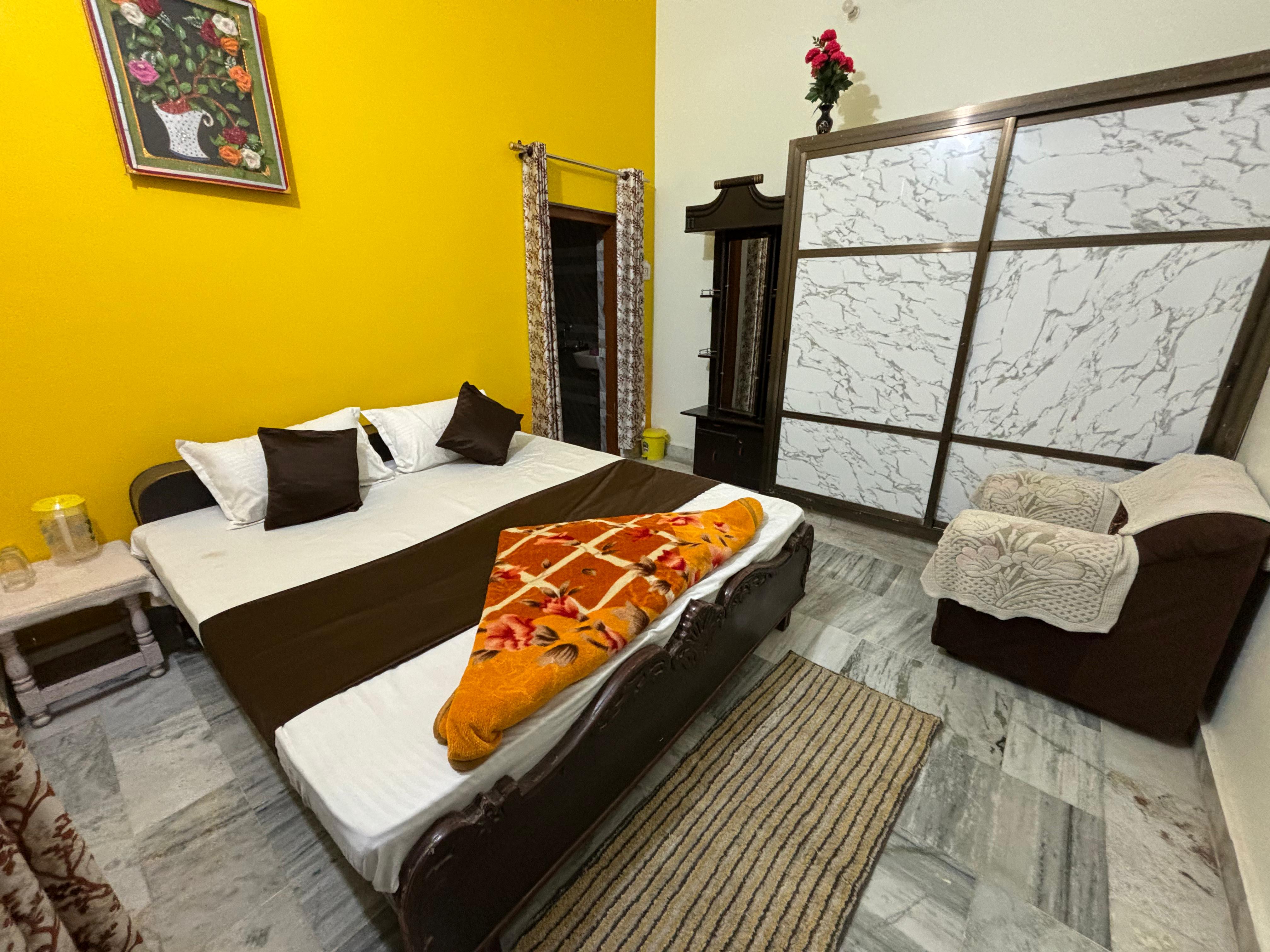 Yogeshwar homstay 𝗕𝗢𝗢𝗞 Ayodhya Homestay