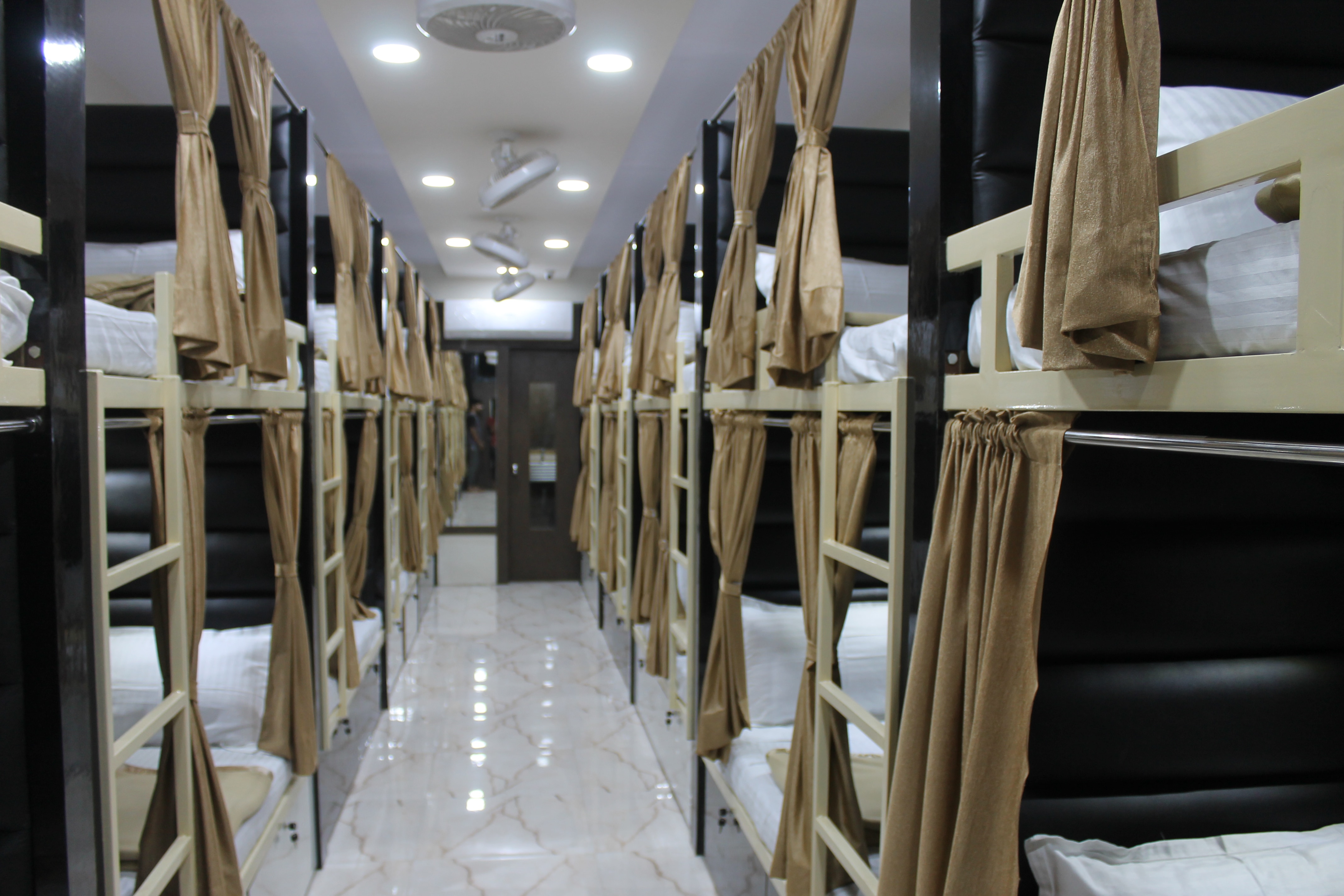 Metropolis Dormitory AC 24 Hours 𝗕𝗢𝗢𝗞 Mumbai Hostel