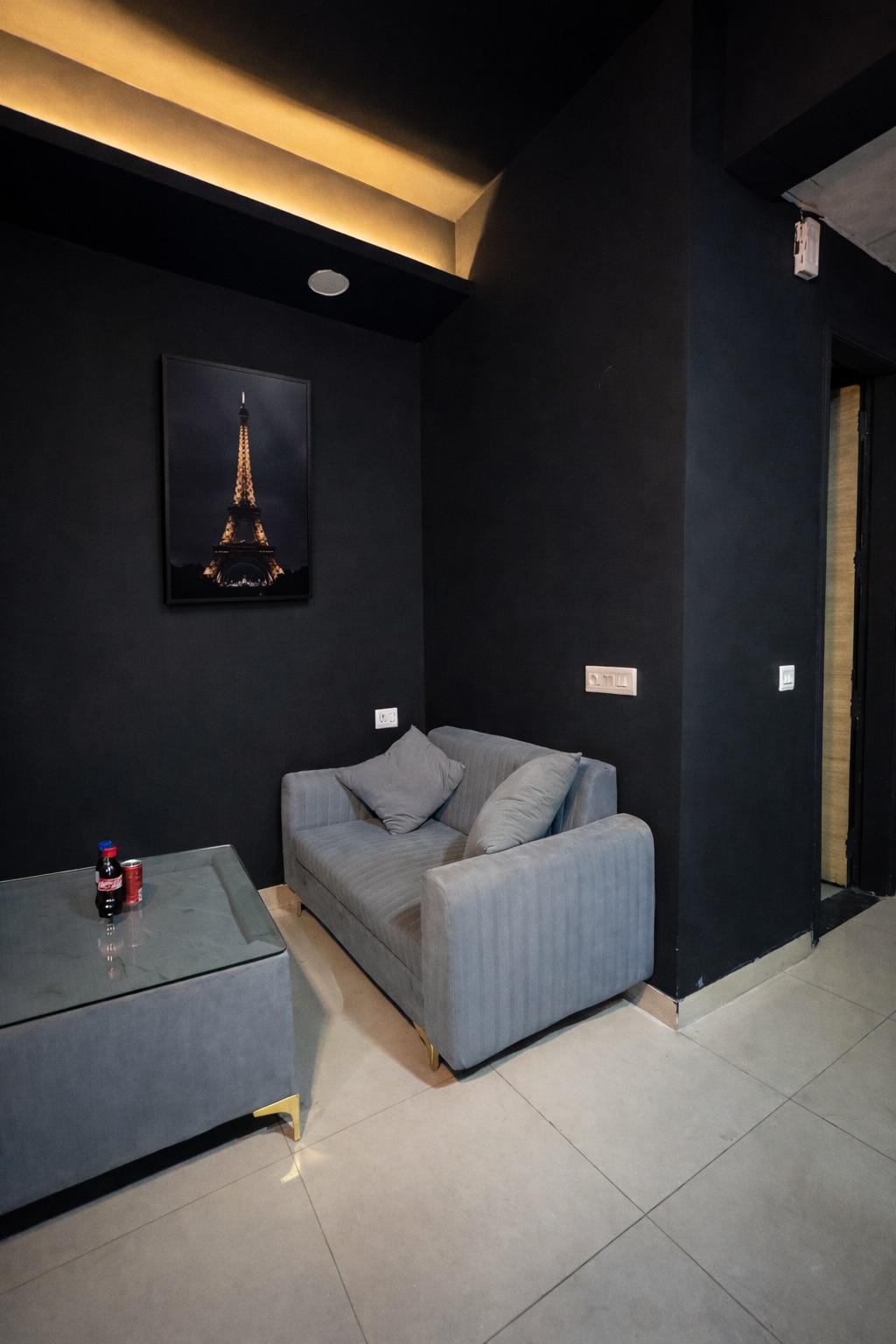 Perfect for Netflix chill in Homzy FEEL AT HOME 𝗕𝗢𝗢𝗞 Ghaziabad Apartment