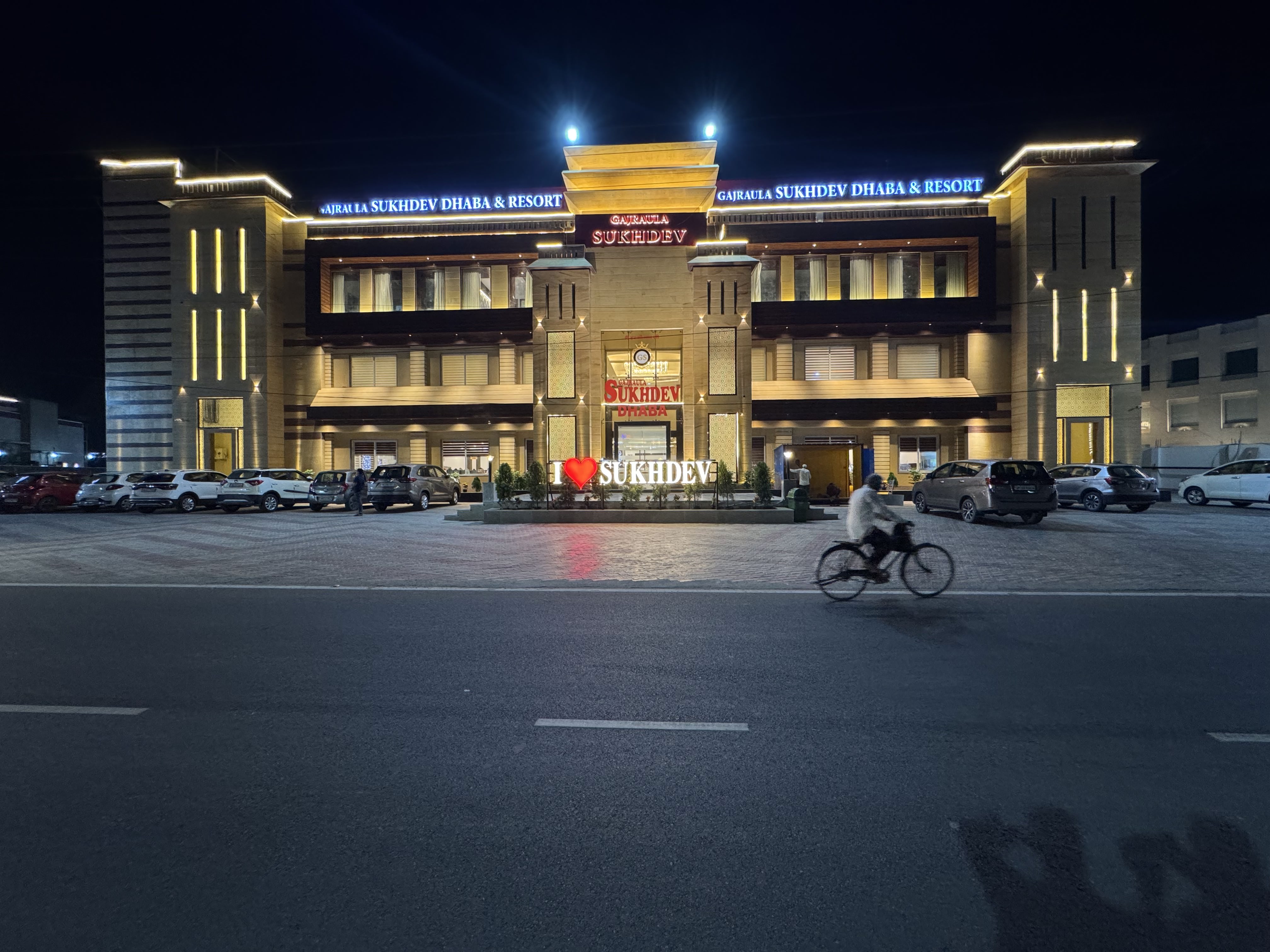 GAJRAULA SUKHDEV DHABA & RESORT 𝗕𝗢𝗢𝗞 Gajraula Hotel