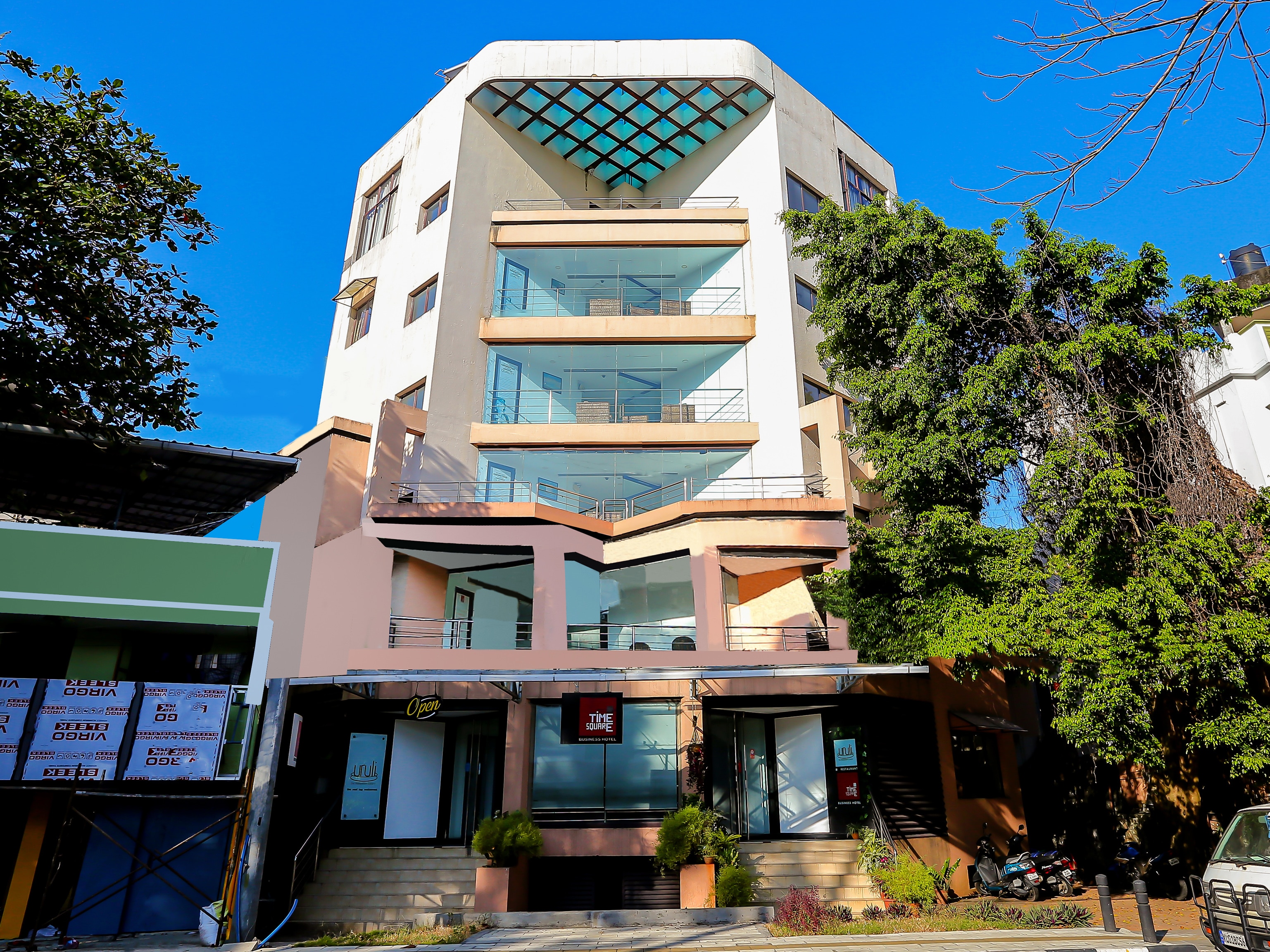 Treebo Time Square Marine Drive 𝗕𝗢𝗢𝗞 Cochin Hotel