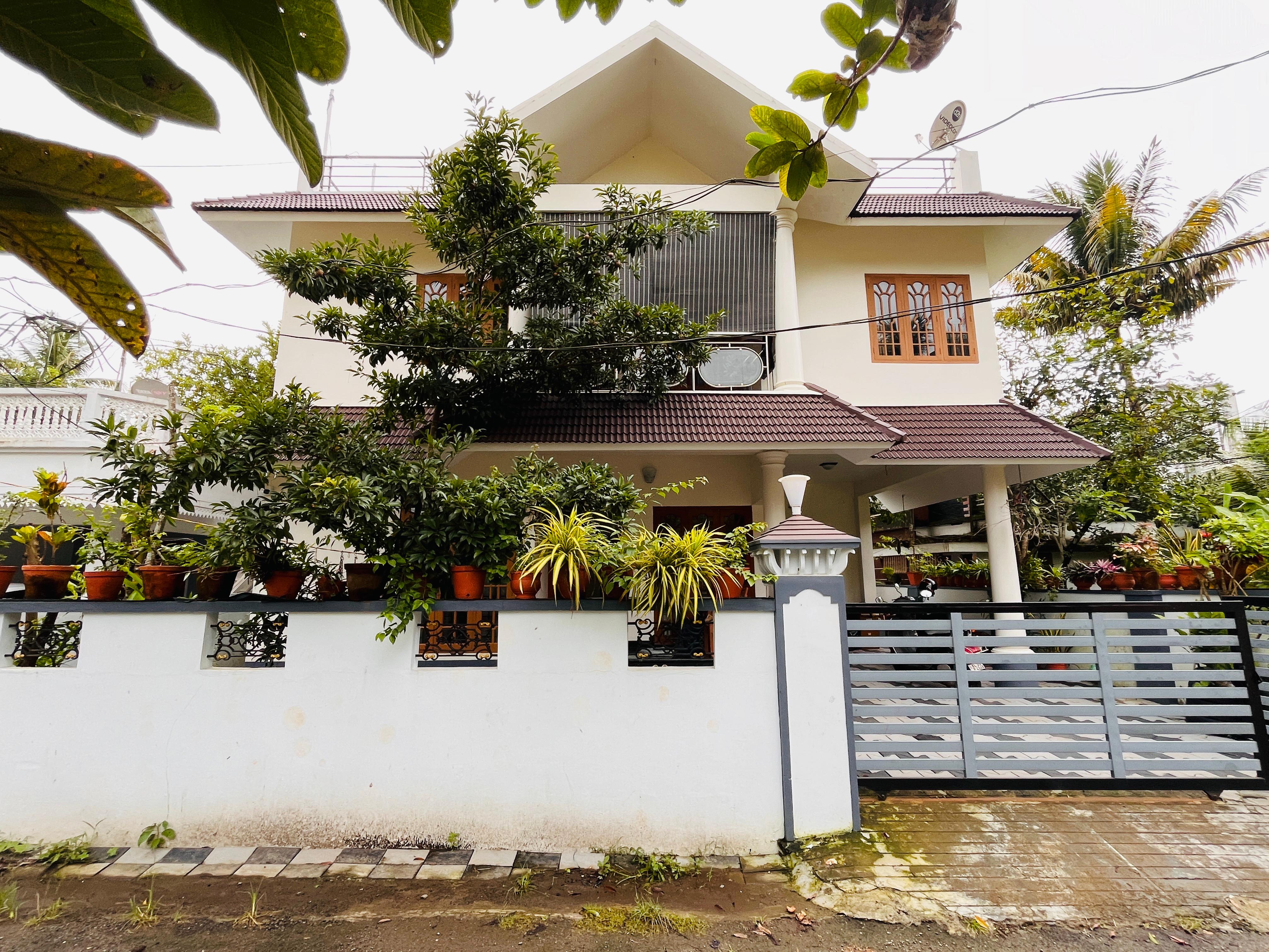 Urban Comforts 𝗕𝗢𝗢𝗞 Cochin Homestay