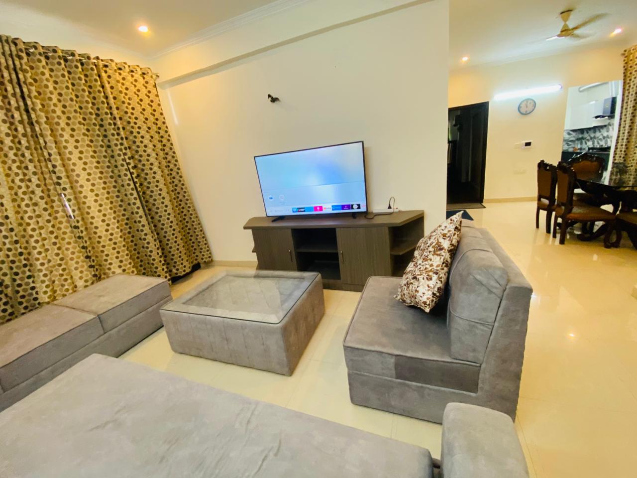 The SUNset luxurious apartment 𝗕𝗢𝗢𝗞 Zirakpur Apartment