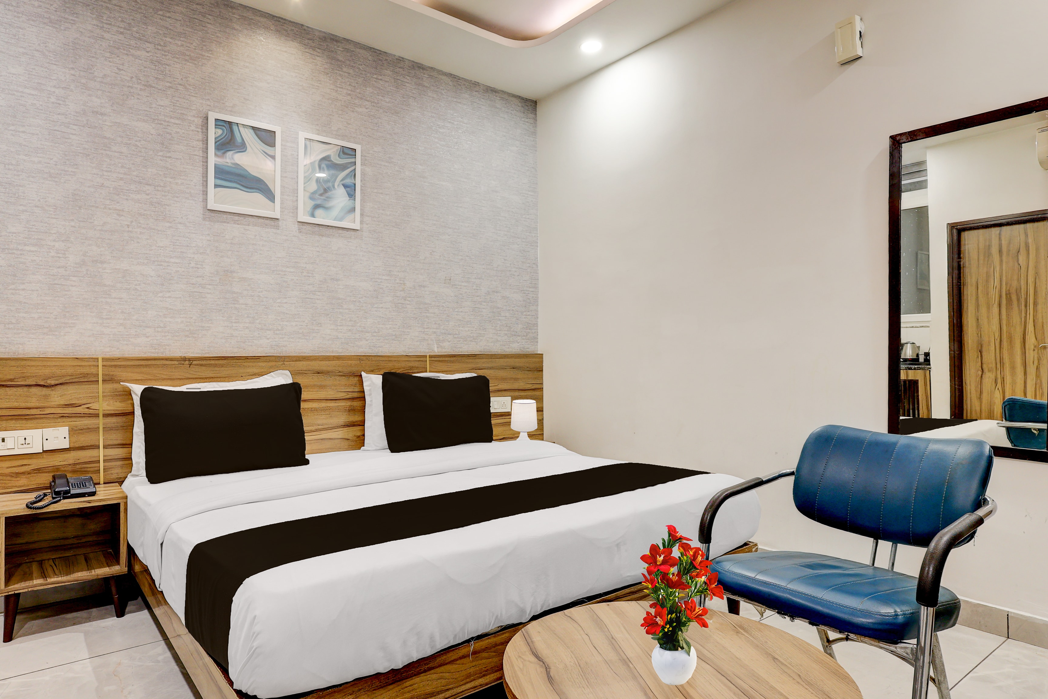 Hotel O White Grace 𝗕𝗢𝗢𝗞 Delhi Hotel