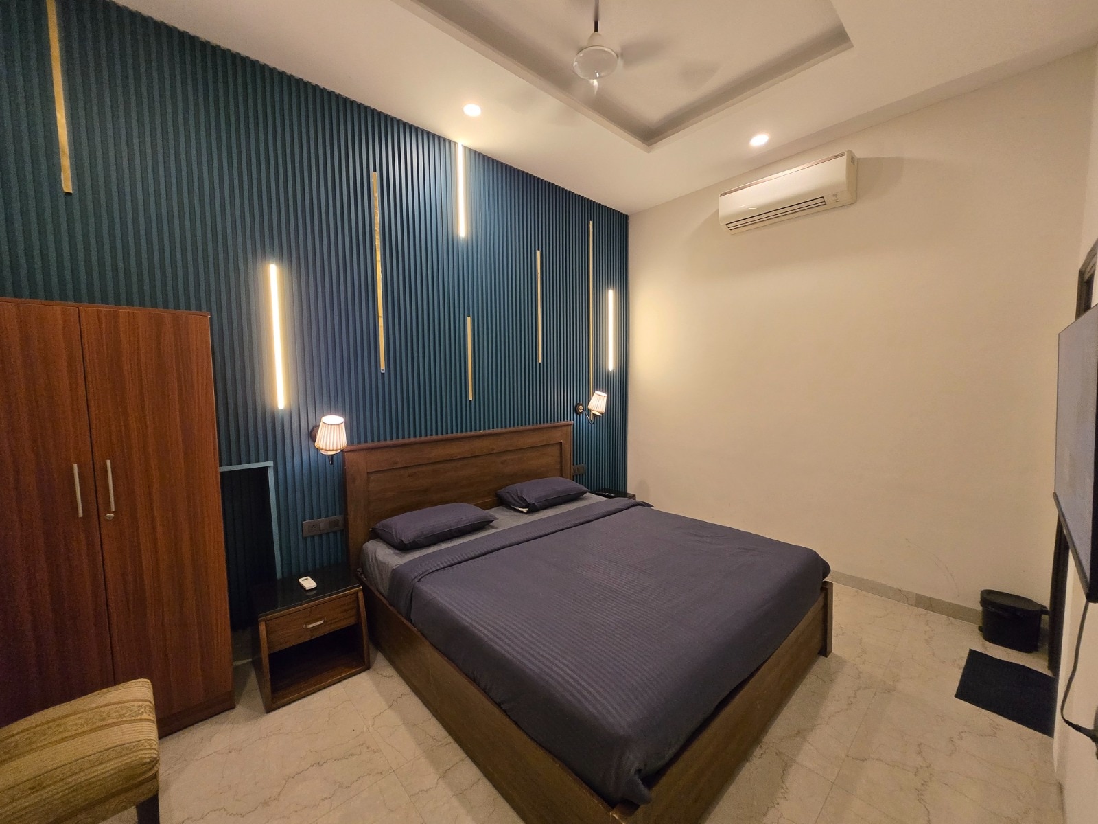 The True Host Suites 𝗕𝗢𝗢𝗞 Dehradun Apartment
