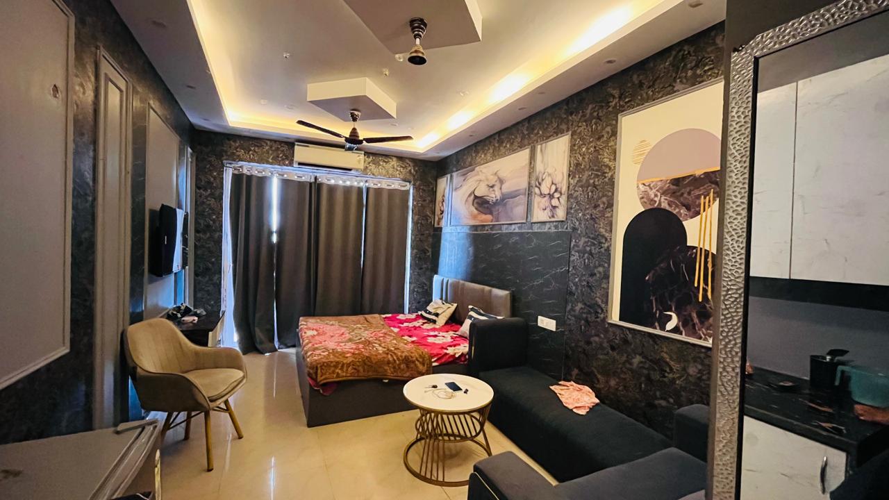 Studio 𝗕𝗢𝗢𝗞 Greater Noida Homestay
