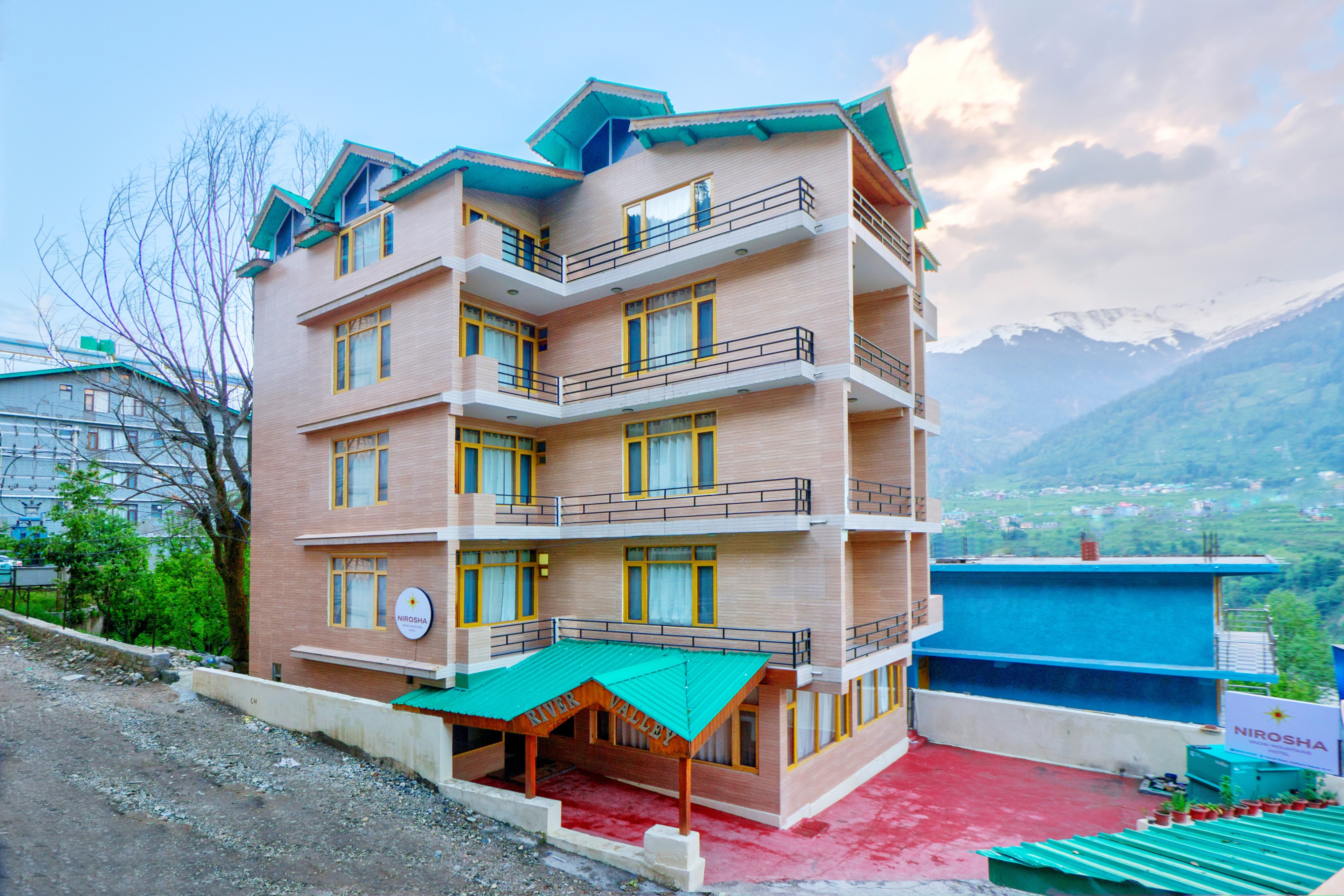 Hotel Nirosha 𝗕𝗢𝗢𝗞 Manali Hotel