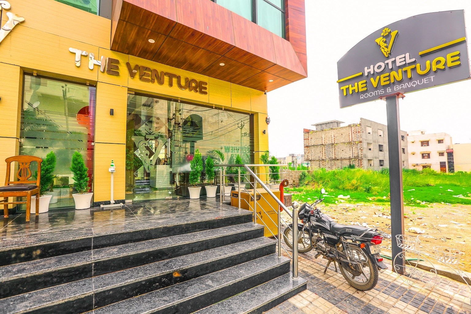 Hotel The Venture 𝗕𝗢𝗢𝗞 Zirakpur Hotel