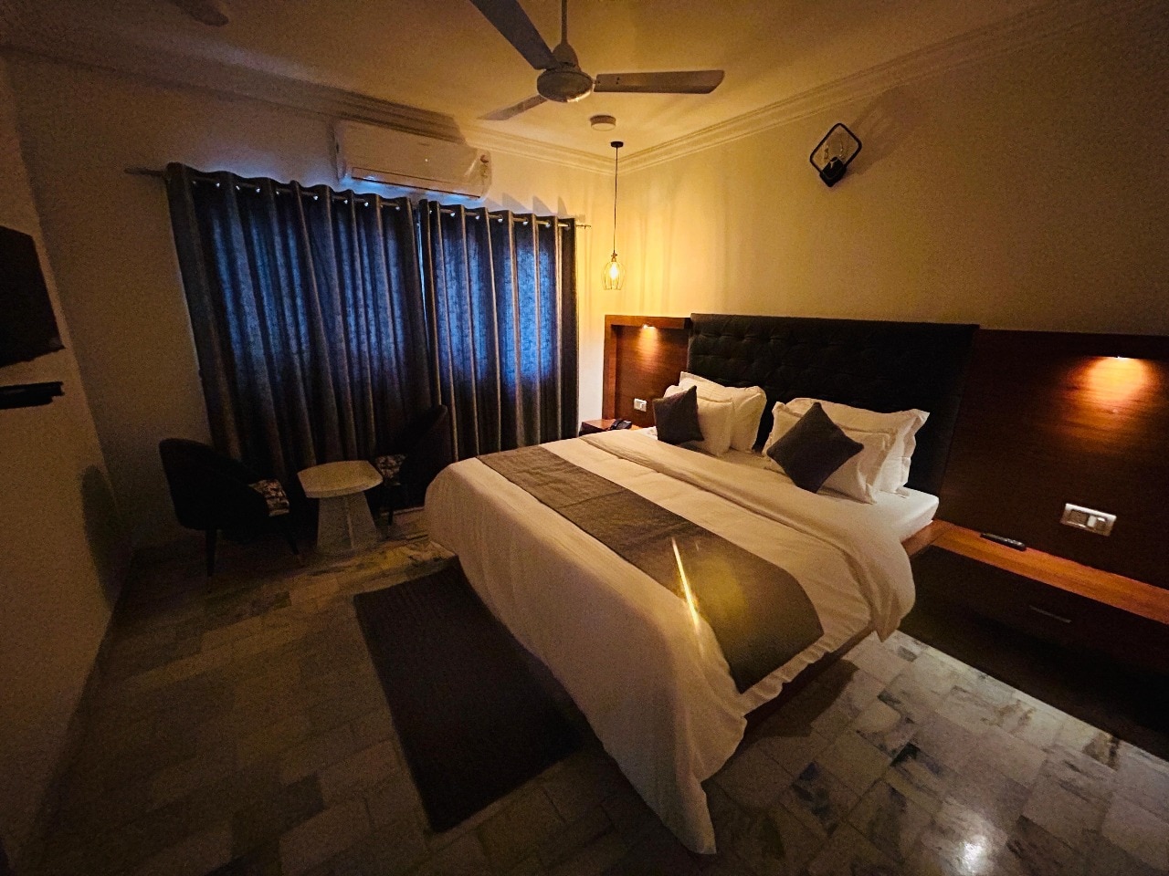 Hotel 7cr 𝗕𝗢𝗢𝗞 Vadodara Hotel