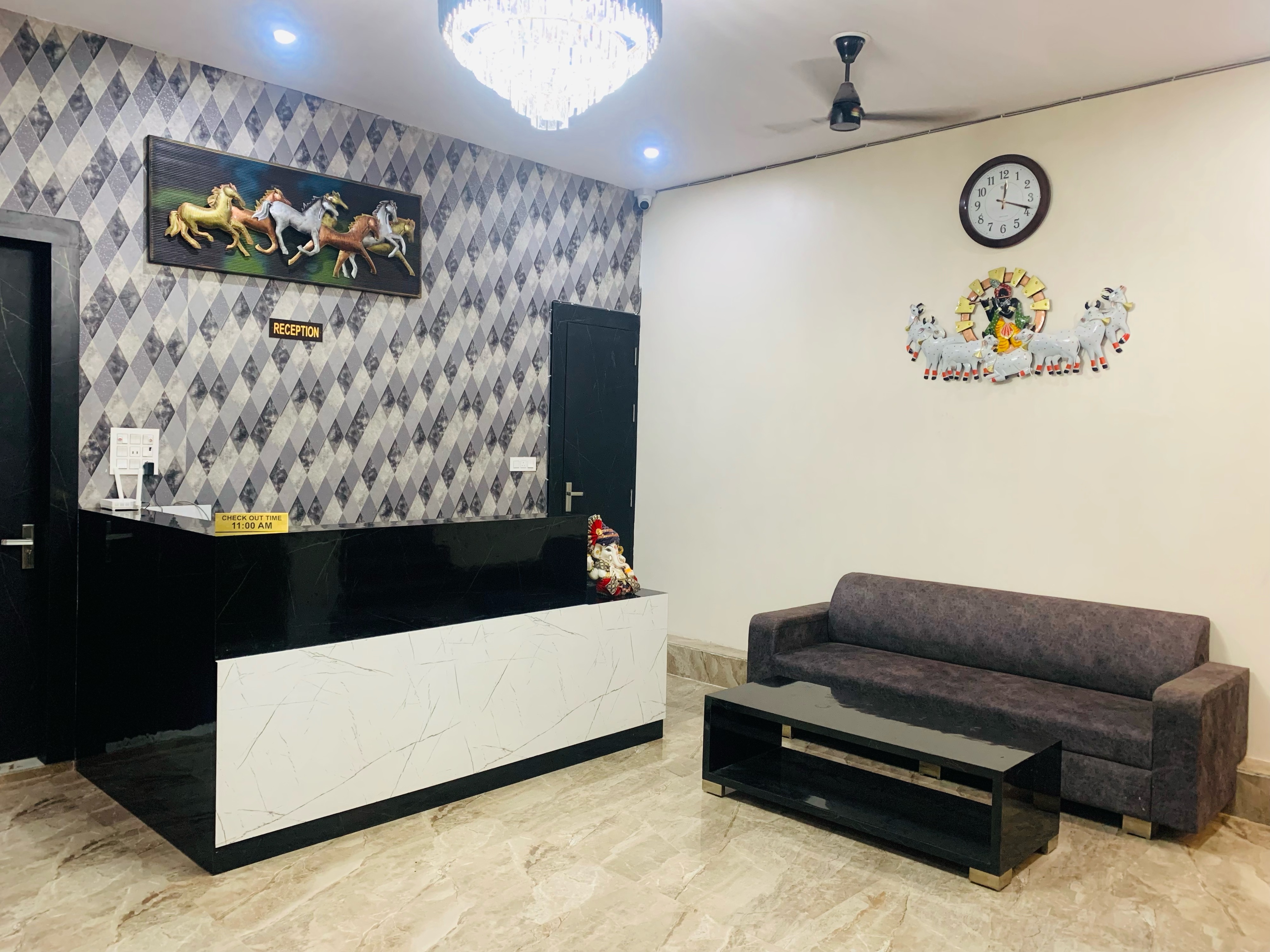 Hotel Divine 𝗕𝗢𝗢𝗞 Mathura Hotel