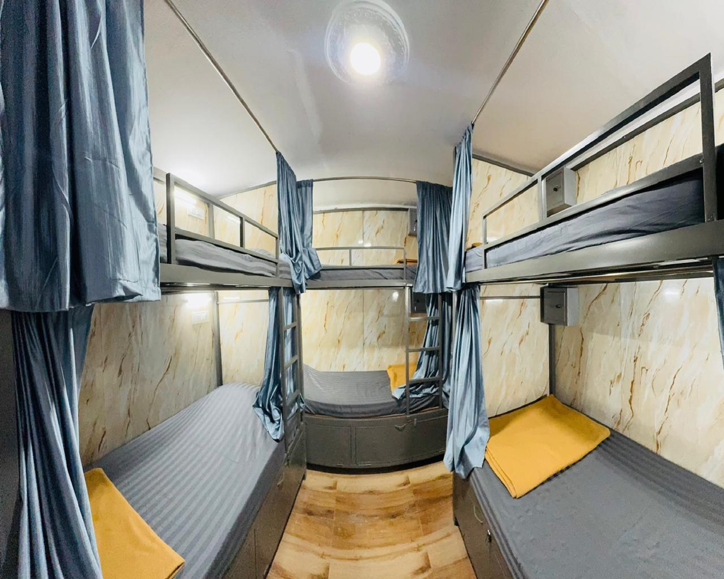 Blue Top Dormitory 𝗕𝗢𝗢𝗞 Mumbai Hostel