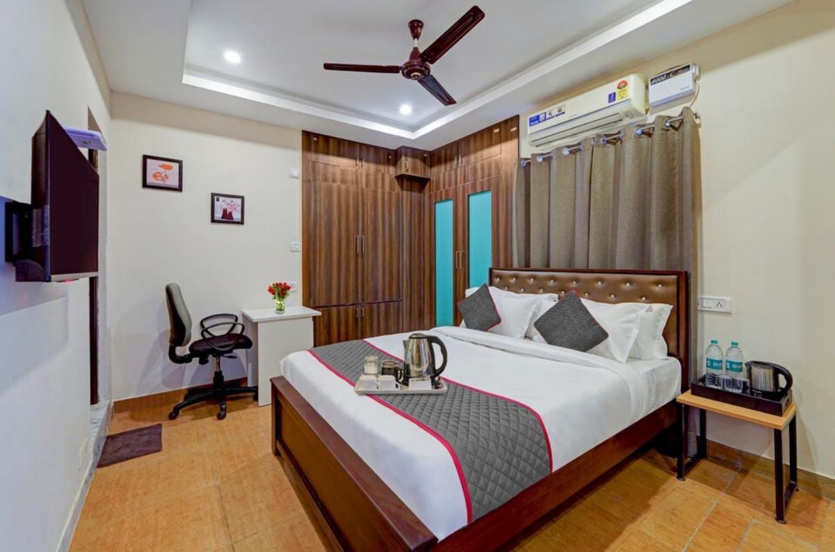 REDFOX Hotel Near US Biometric 𝗕𝗢𝗢𝗞 Chennai Apartment
