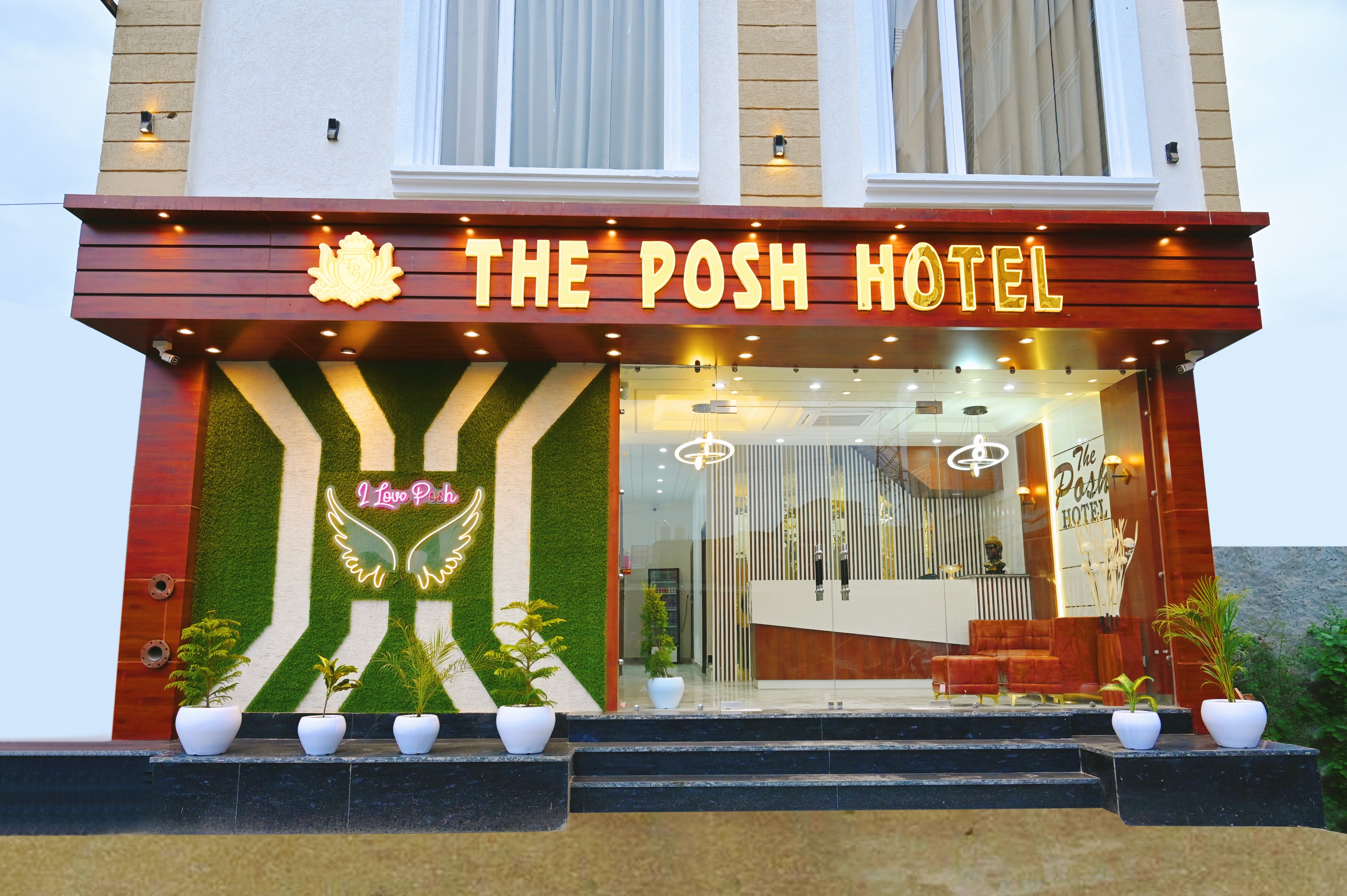 The Posh Hotel 𝗕𝗢𝗢𝗞 Amritsar Hotel