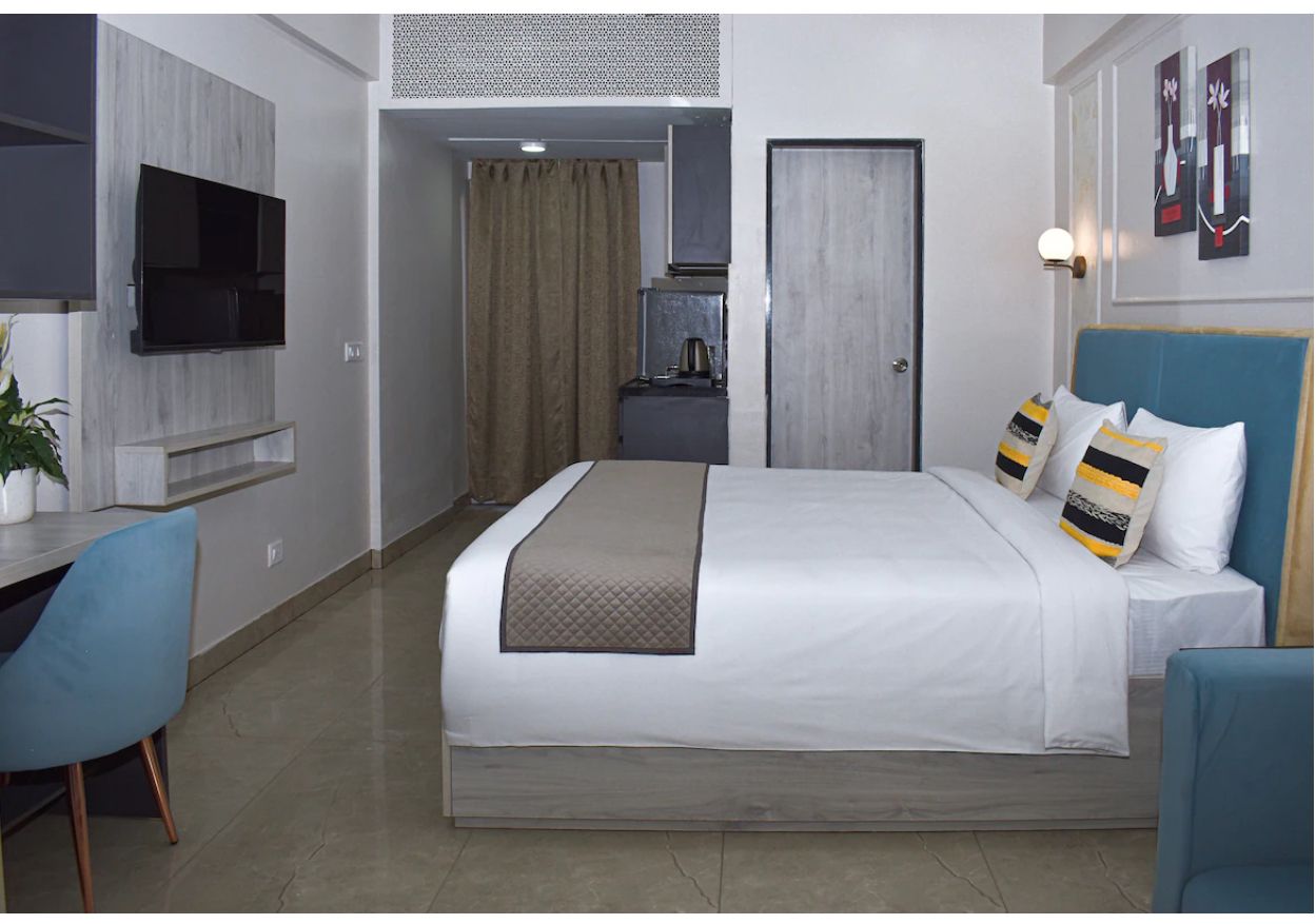 Modern Studio with kitchenette & cozy seating Apart-hotel Jaipur ...