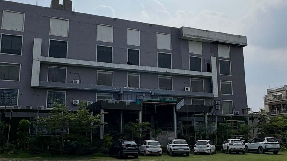 Bodhi Tree 𝗕𝗢𝗢𝗞 Ghaziabad Apartment