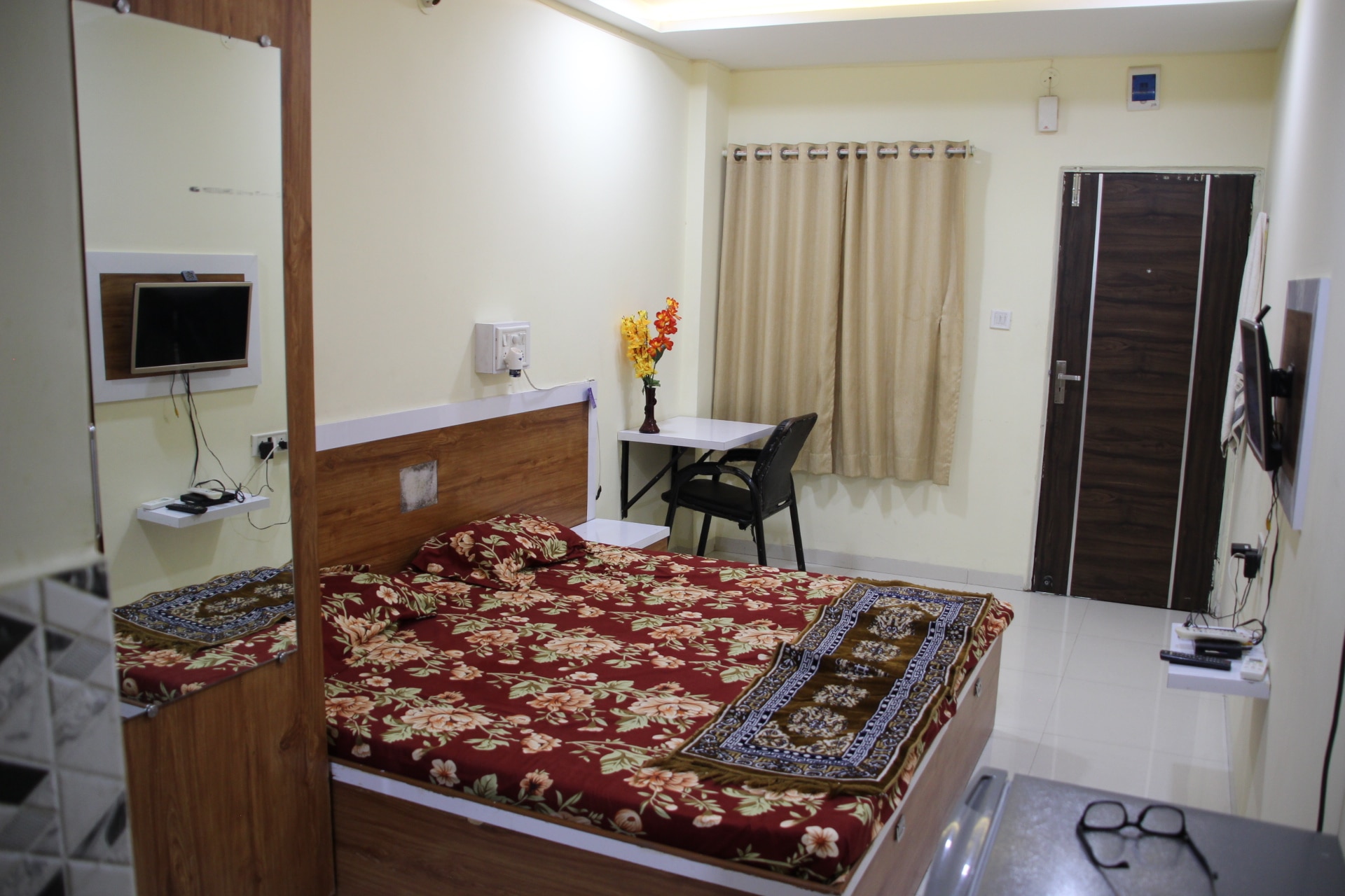 AMAN BUILDING 𝗕𝗢𝗢𝗞 Indore Apartment