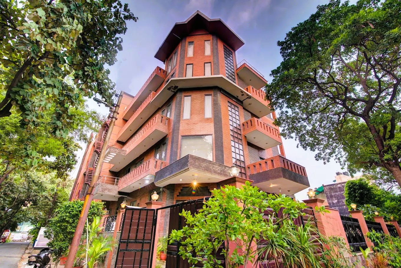 Hotel Marks INN & Banquet 𝗕𝗢𝗢𝗞 Noida Hotel
