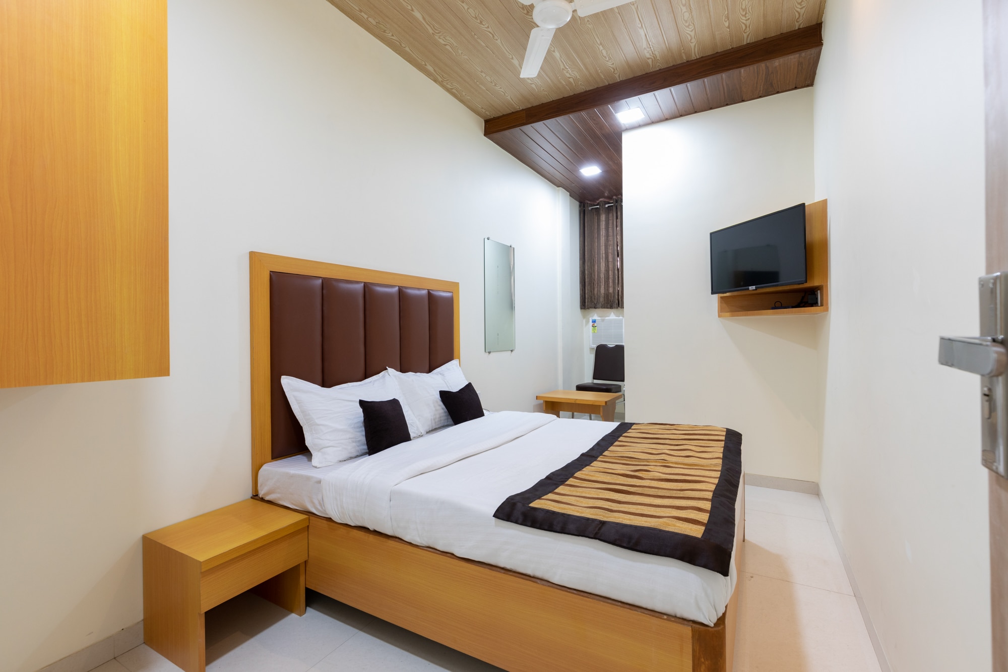 Sara Lodging and Boarding 𝗕𝗢𝗢𝗞 Navi Mumbai Hotel