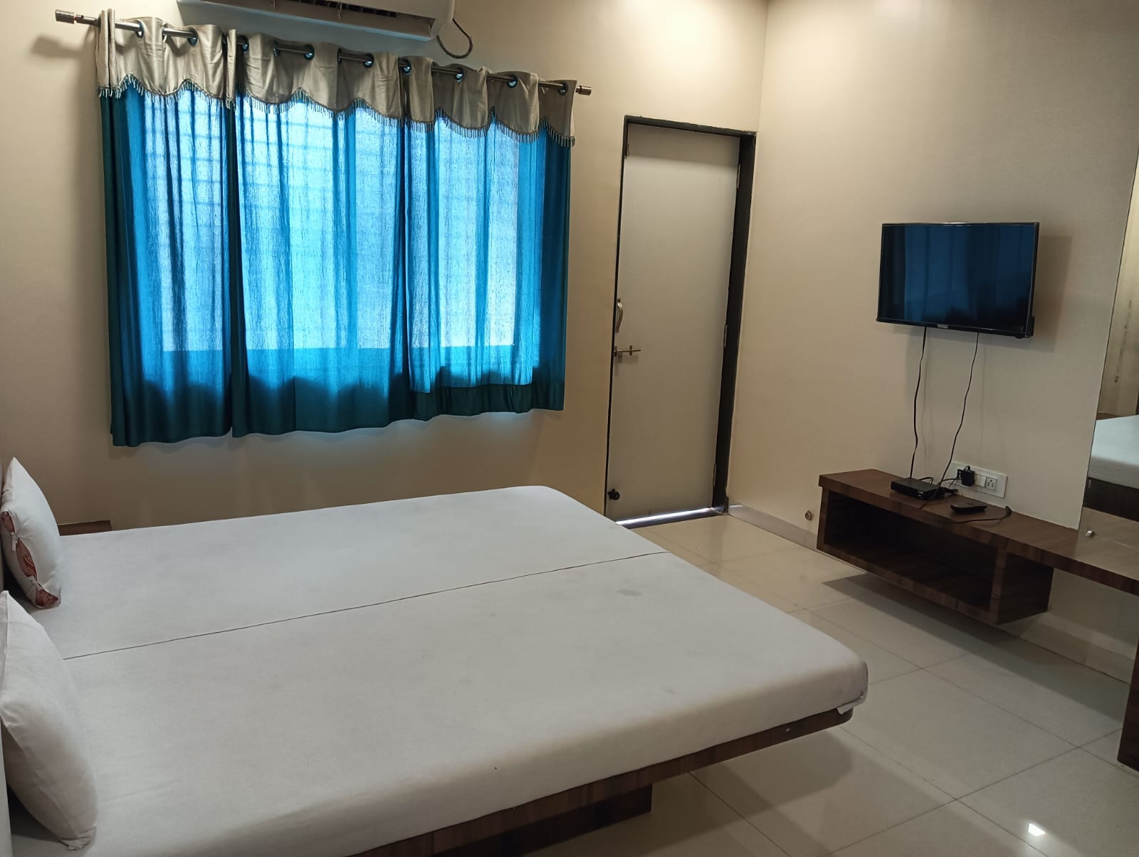 Pushkraj Lodging 𝗕𝗢𝗢𝗞 Majalgaon Homestay