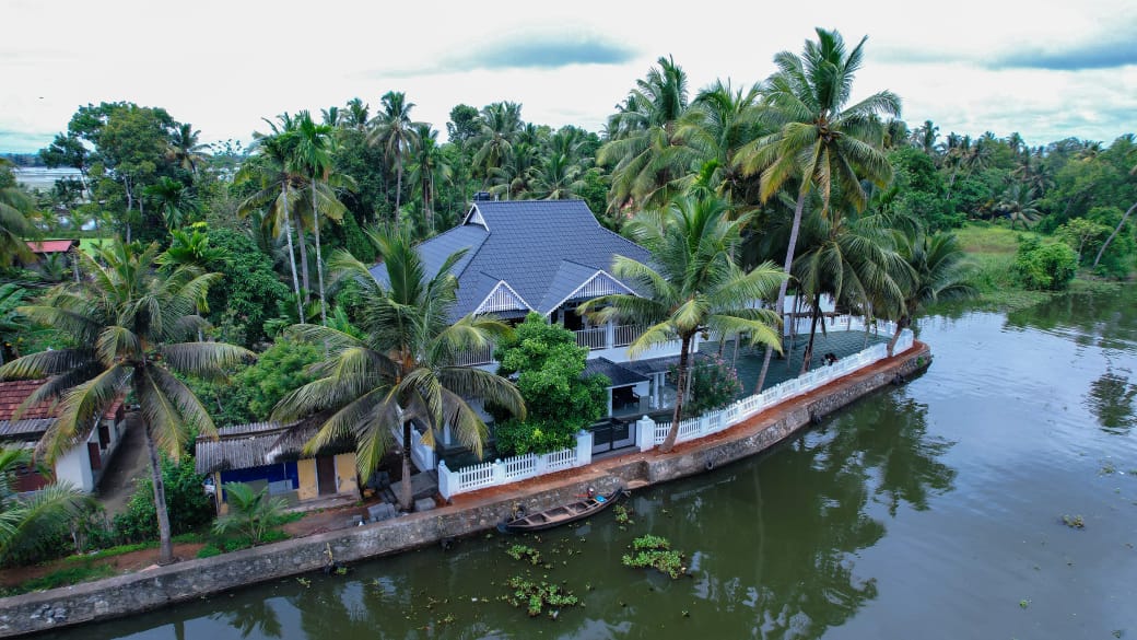 Manthra Homestay Lake view 𝗕𝗢𝗢𝗞 Alleppey Homestay