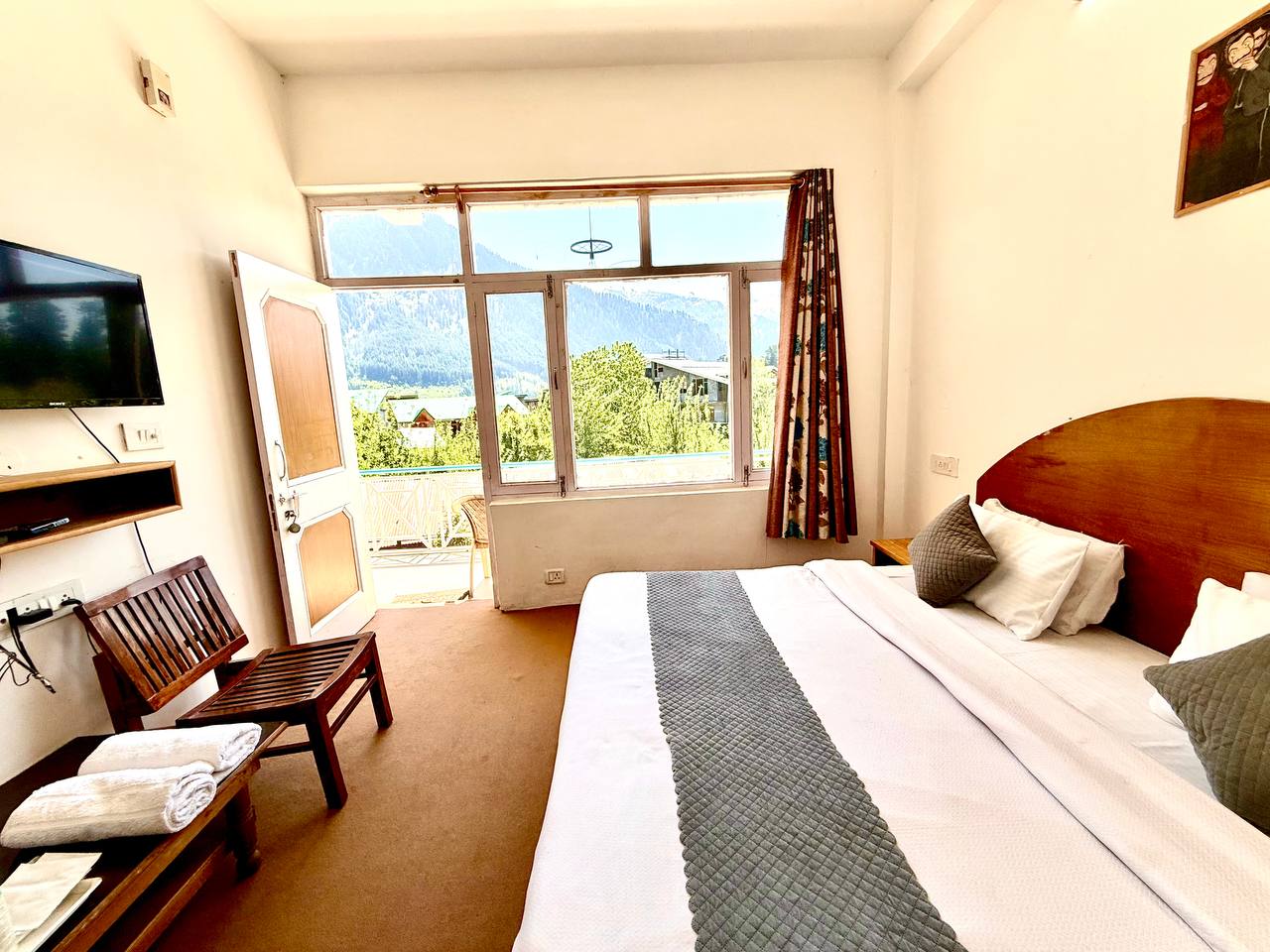 Hotel Lilly Inn & Cafe 𝗕𝗢𝗢𝗞 Manali Hotel