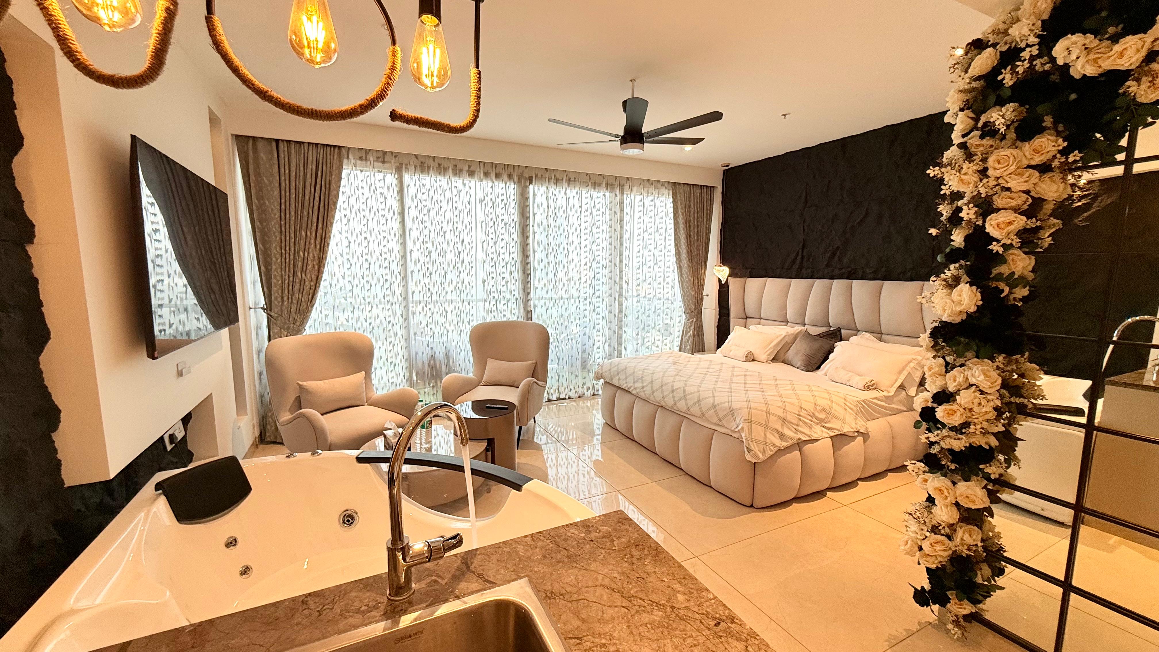 Luxe Key Studio Jacuzzi Apartments - M3M One Key 𝗕𝗢𝗢𝗞 Gurgaon Apartment