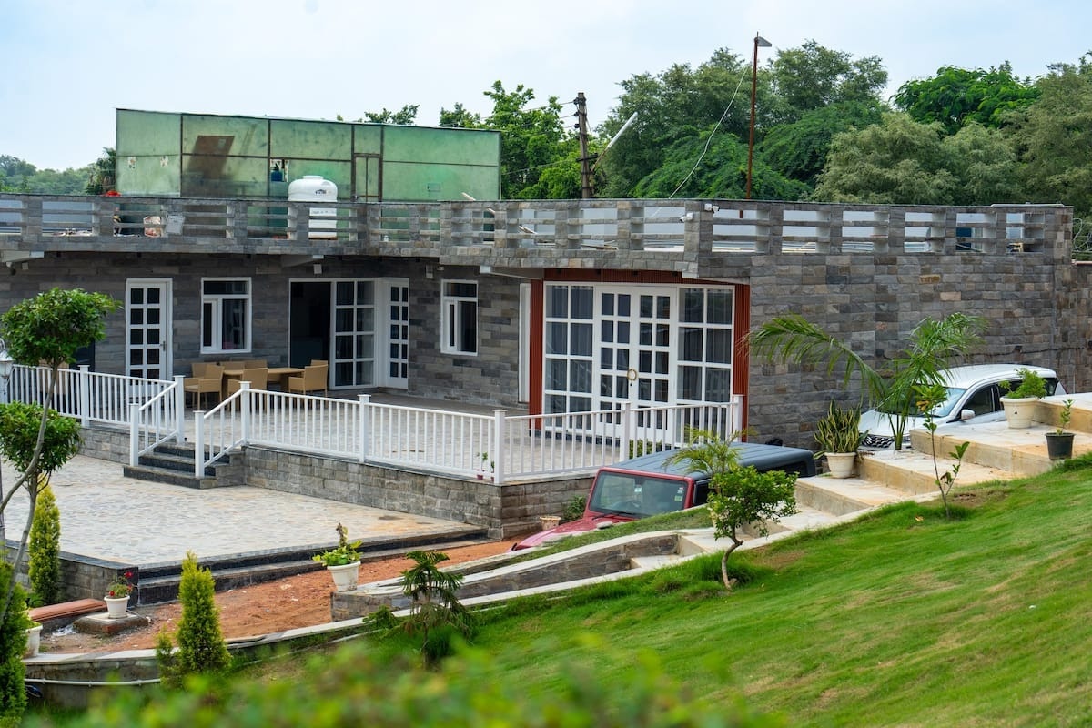 Eva Farms | Aravali Lux Retreat with Pool & Jacuzzi 𝗕𝗢𝗢𝗞 Gurgaon Farm House