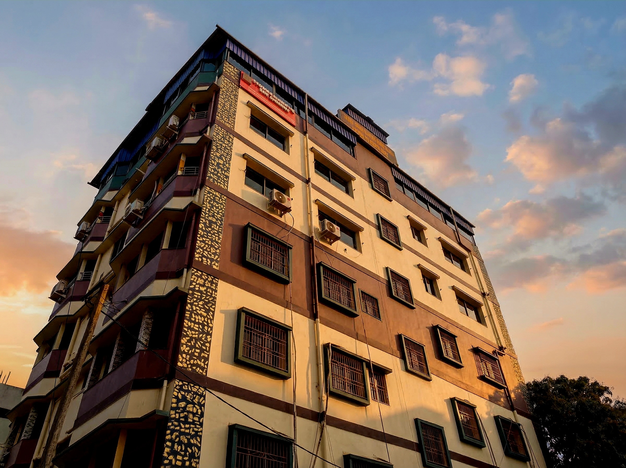 The Vinayak Hotel and Banquet 𝗕𝗢𝗢𝗞 Howrah Hotel