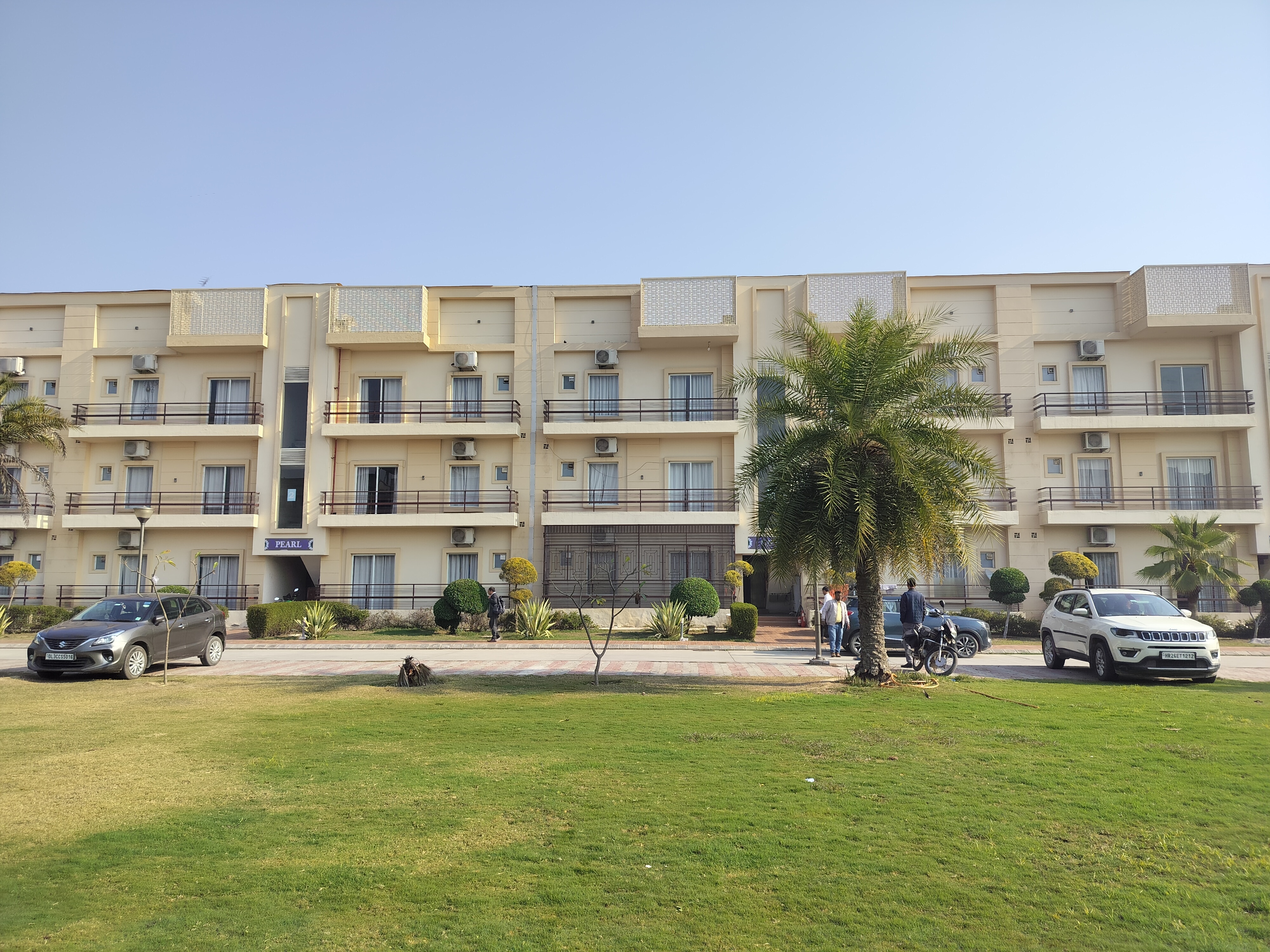 Hotel Srinika Grand 𝗕𝗢𝗢𝗞 Vrindavan Apartment