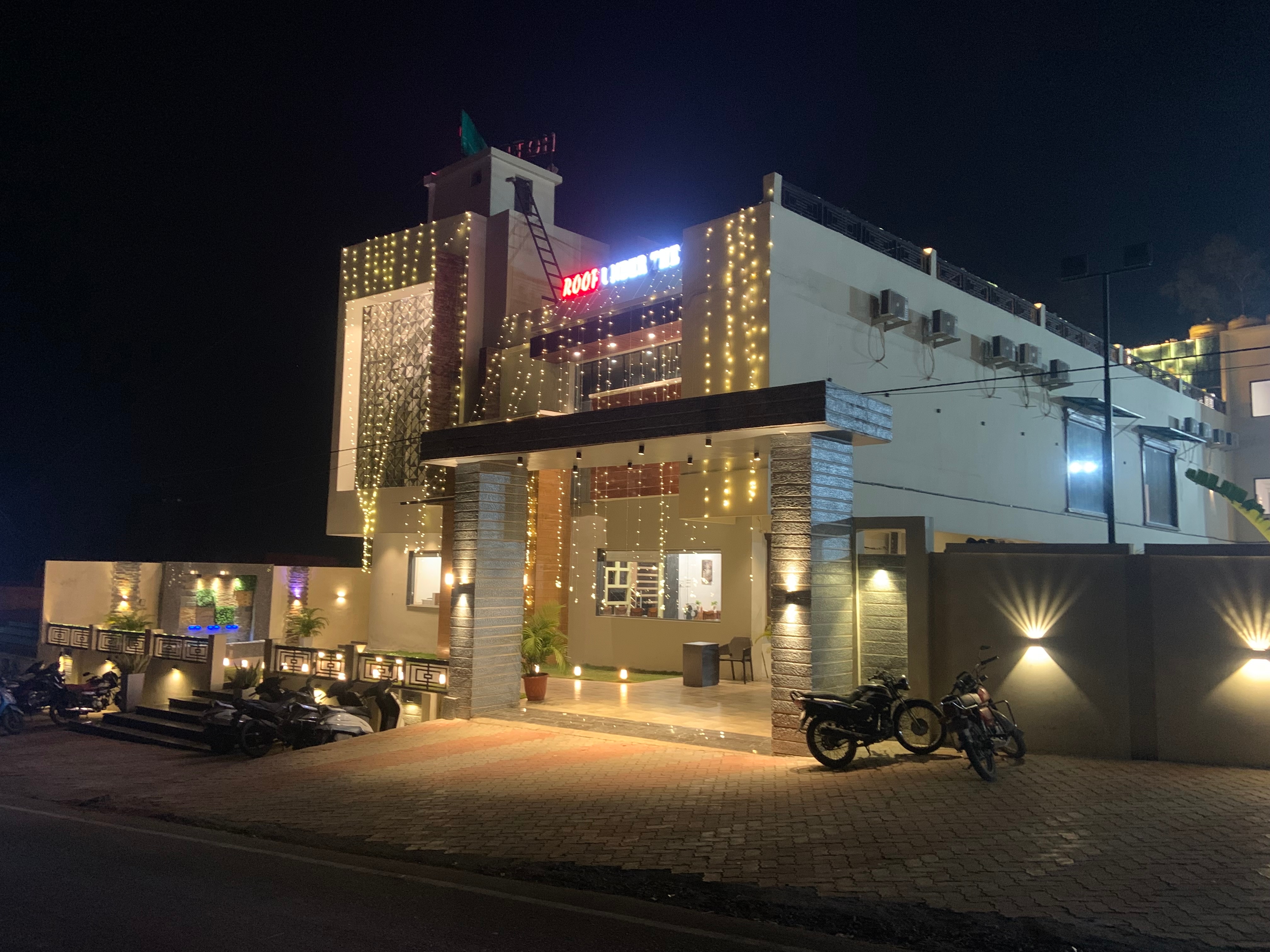 SALUJA HOTELS 𝗕𝗢𝗢𝗞 Parasia Hotel