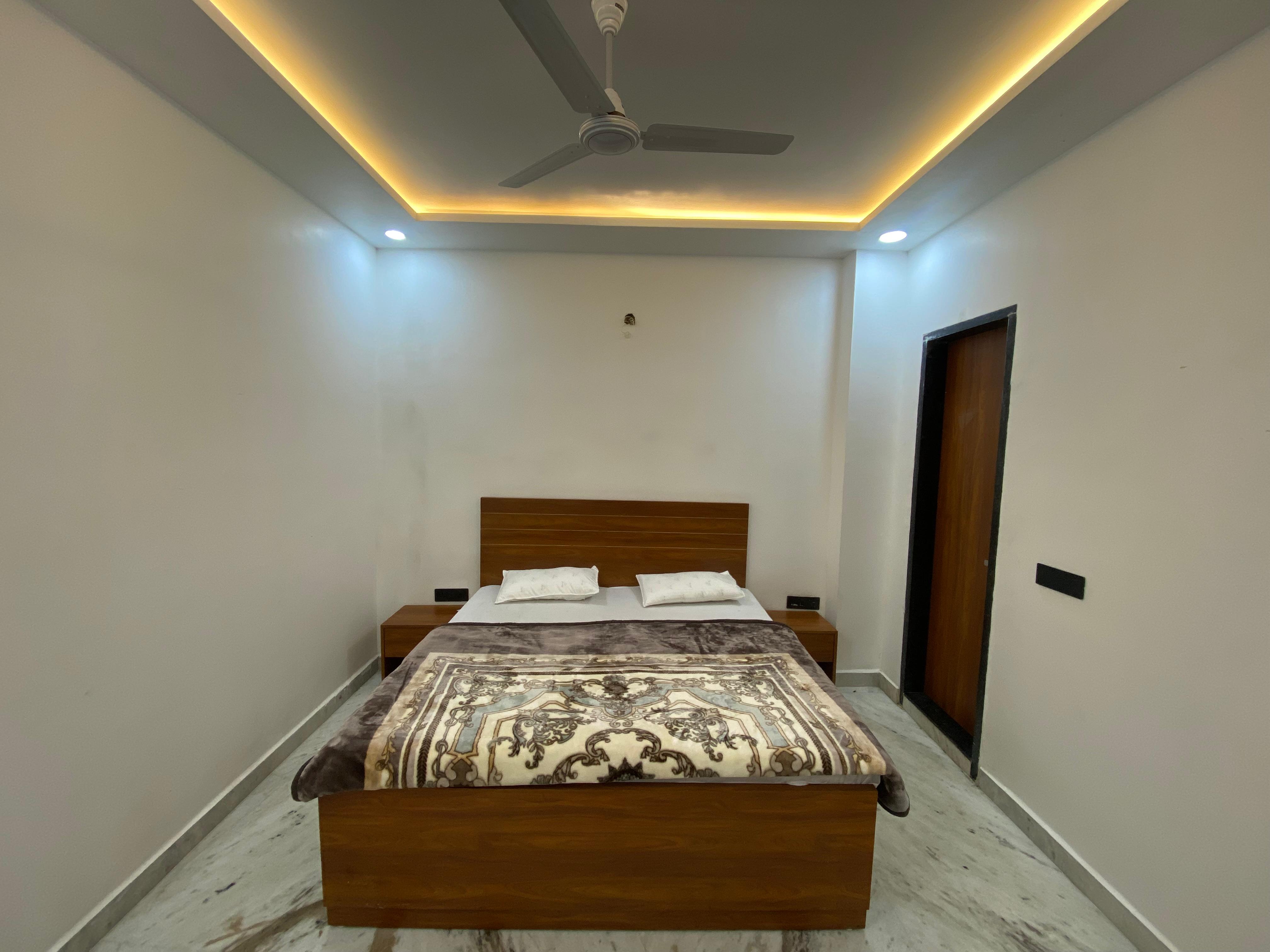 Sawra Mahal 𝗕𝗢𝗢𝗞 Vrindavan Guest House