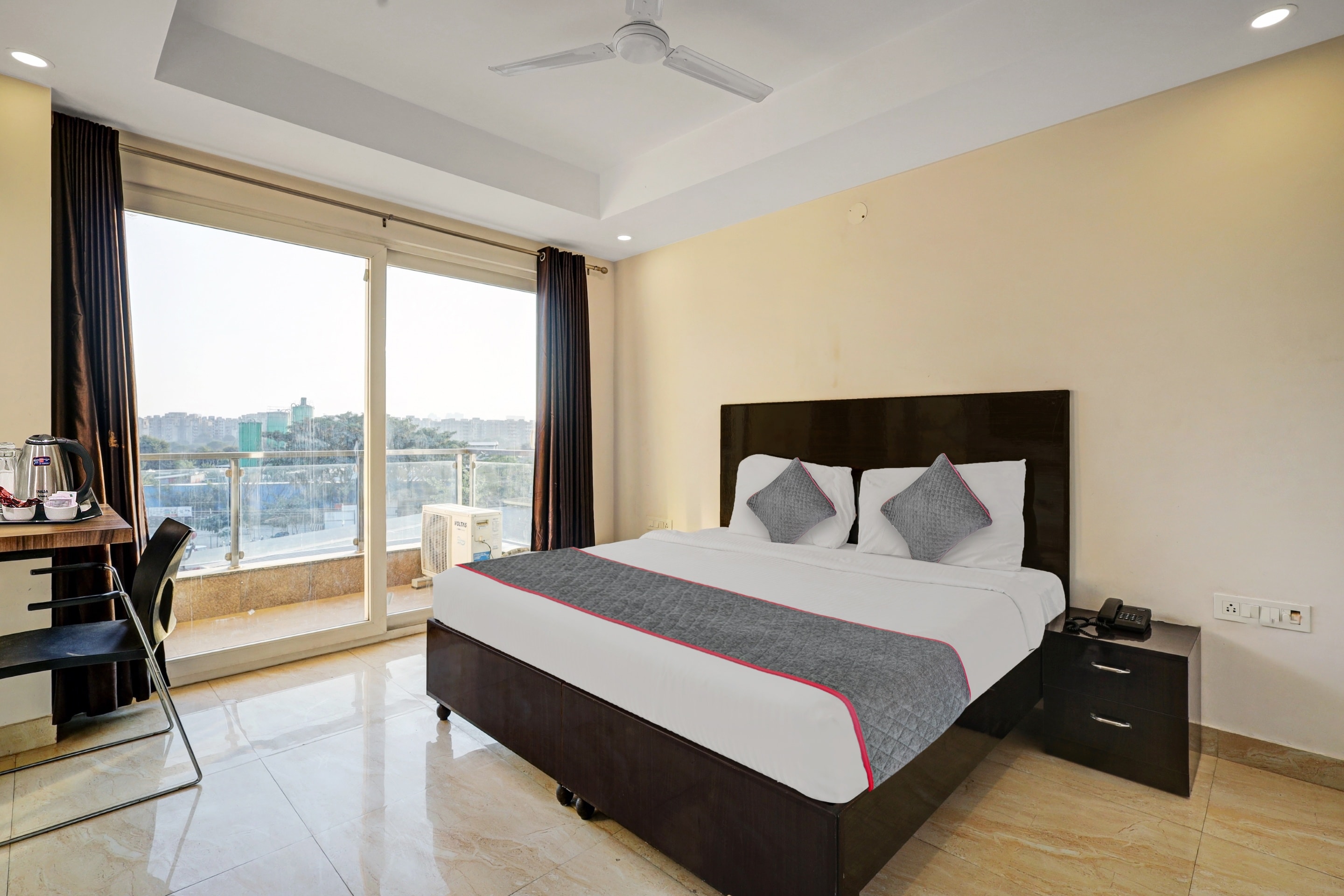 Rooms of Super Townhouse Tipsyy Near Bestech Central Square Mall ...