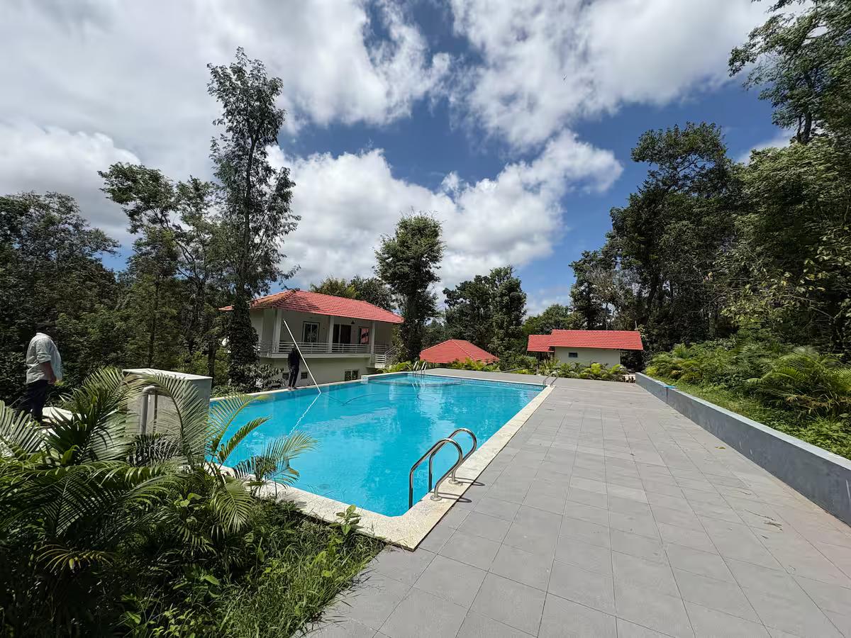 Luxury Dormitory with Pool 𝗕𝗢𝗢𝗞 Coorg Homestay