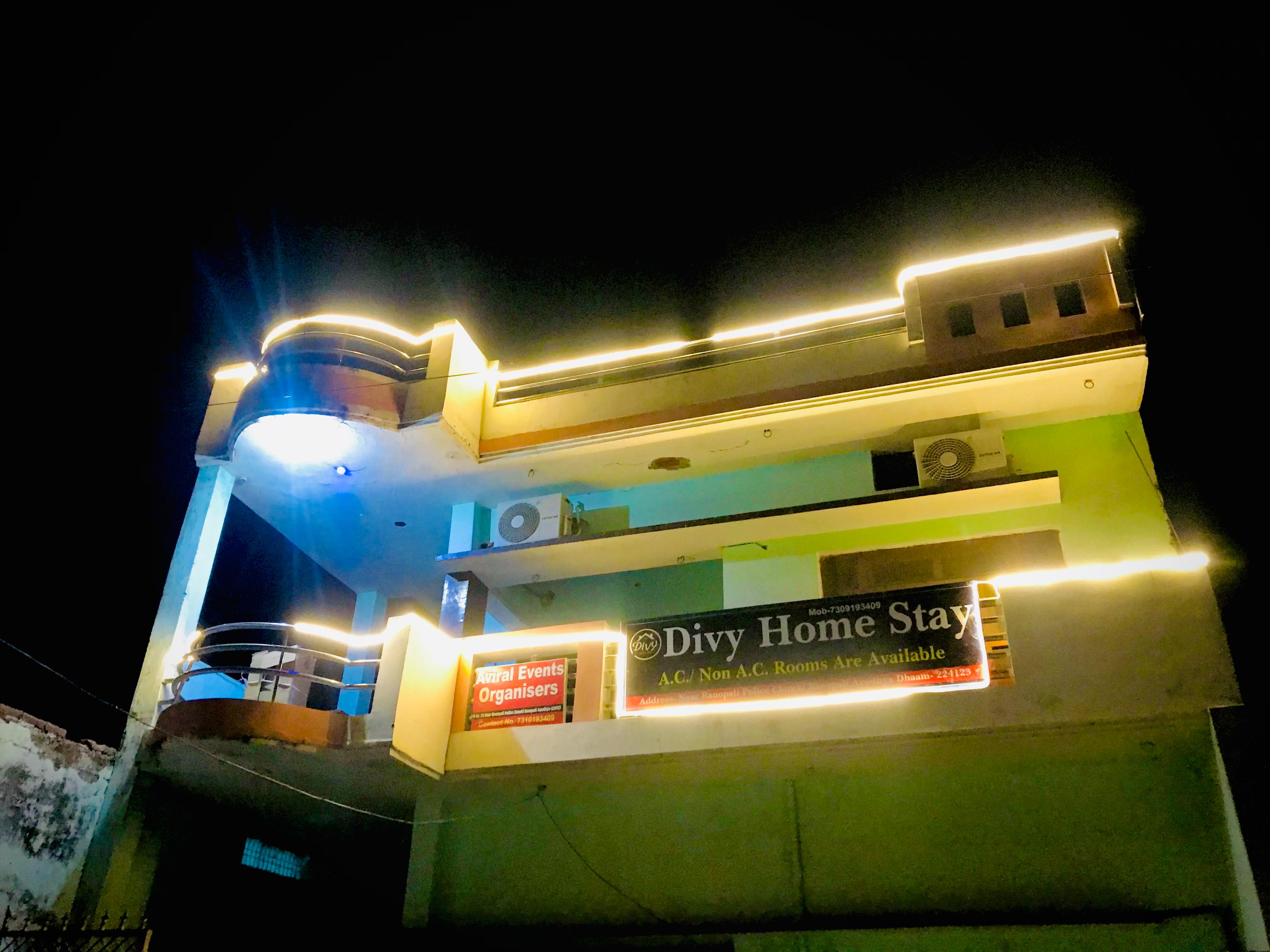 Divy Stays | 200m from Rampath 𝗕𝗢𝗢𝗞 Ayodhya Homestay