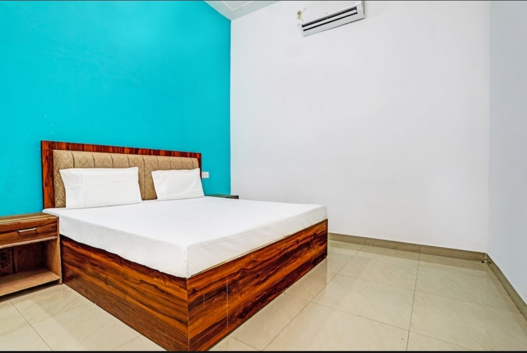 Park's Hotel 𝗕𝗢𝗢𝗞 Chandausi Homestay