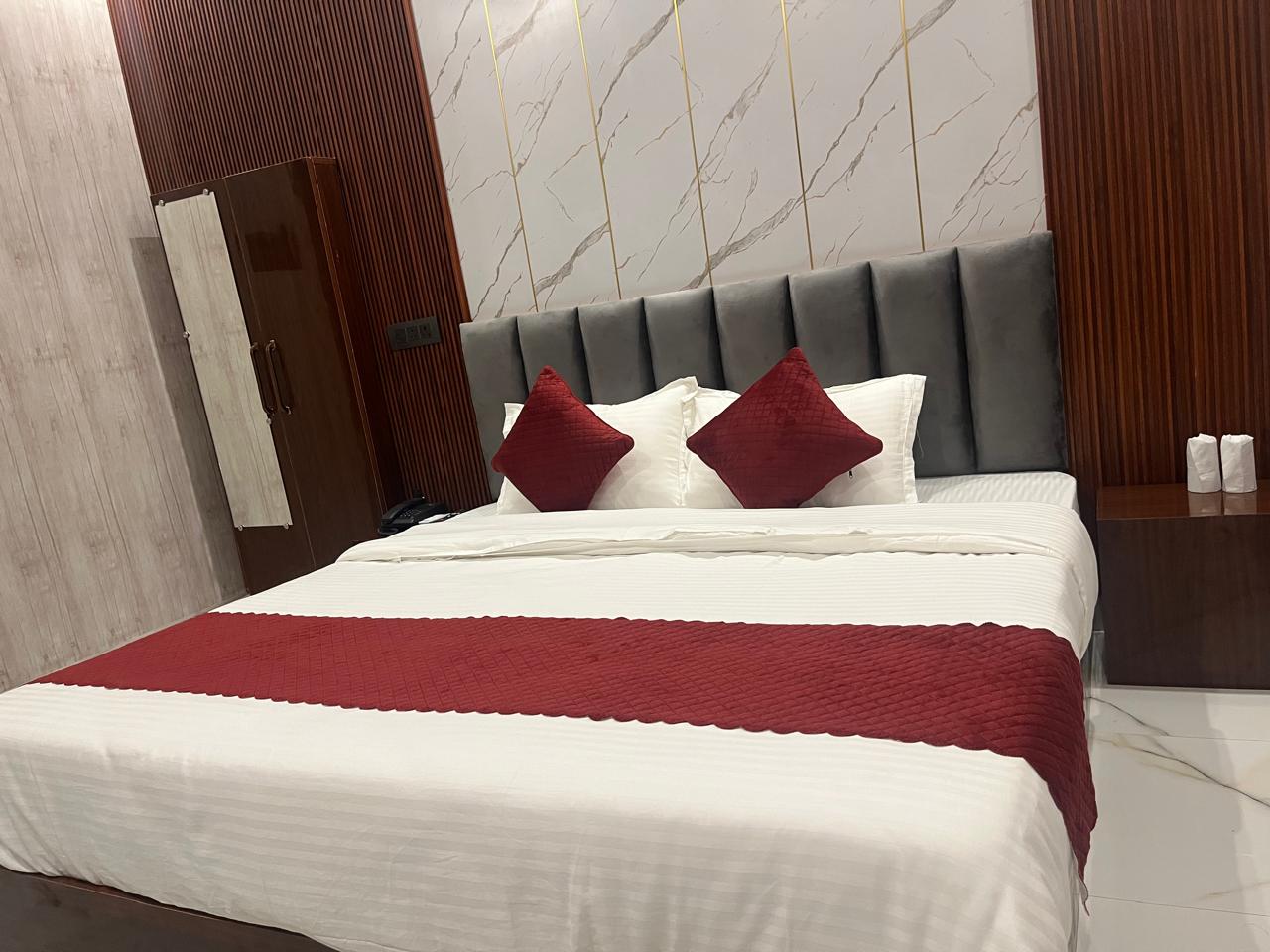 Sri Viswanath Retreat near Kashi Viswanath mandir 𝗕𝗢𝗢𝗞 Varanasi Homestay