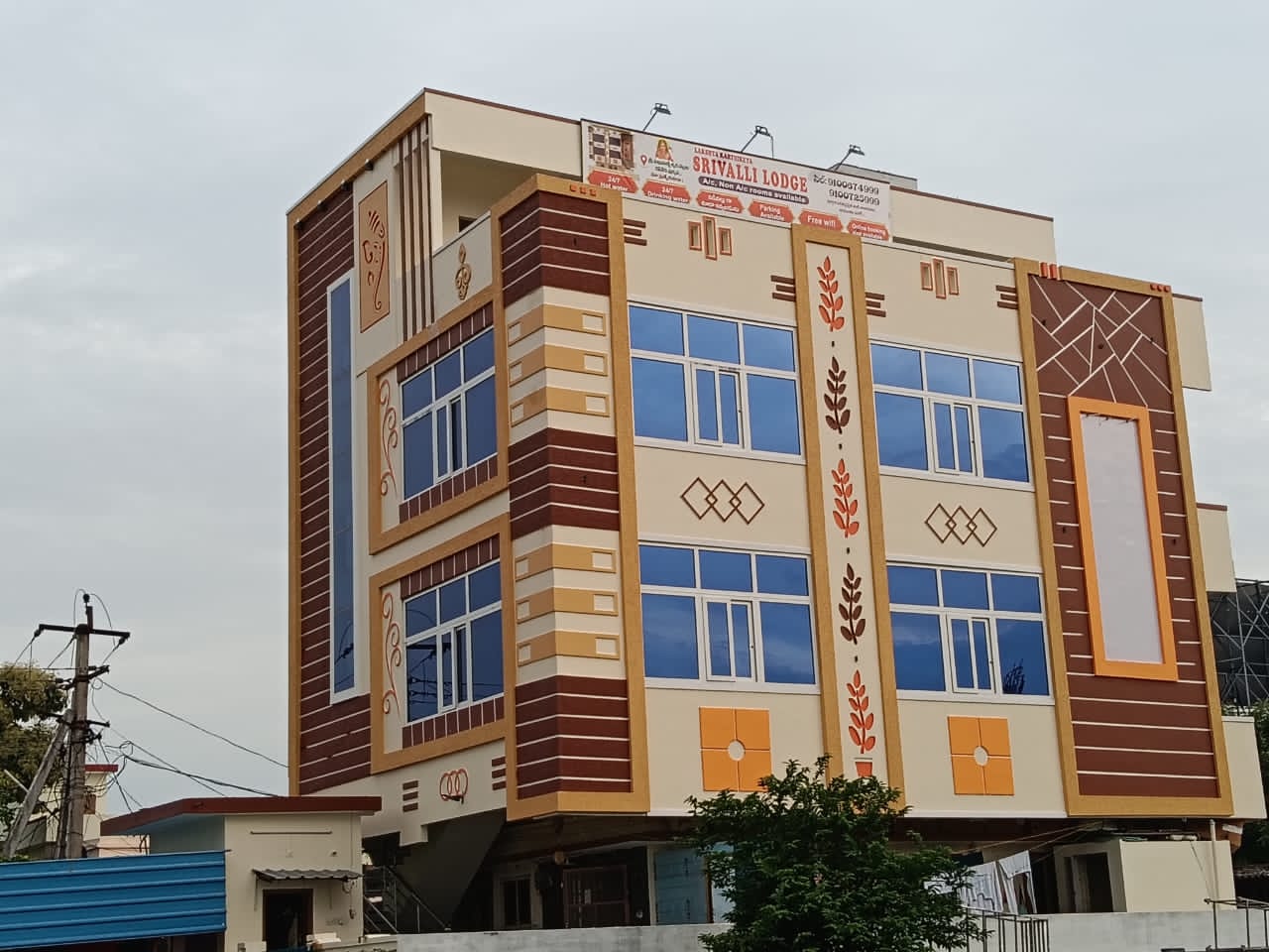 SRIVALLI LODGE 𝗕𝗢𝗢𝗞 Avanigadda Hotel