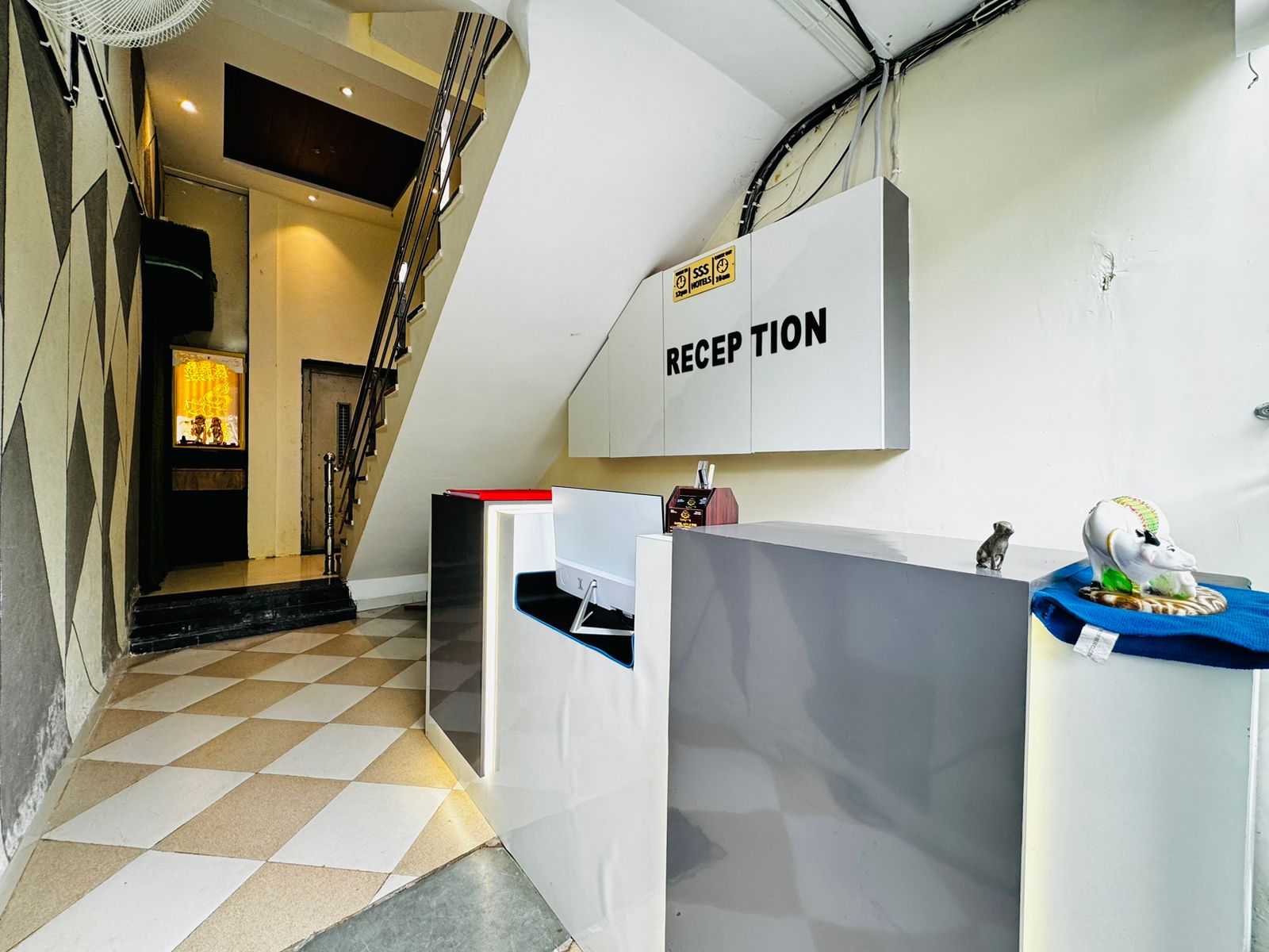 Hotel Apple inn 𝗕𝗢𝗢𝗞 Indore Hotel
