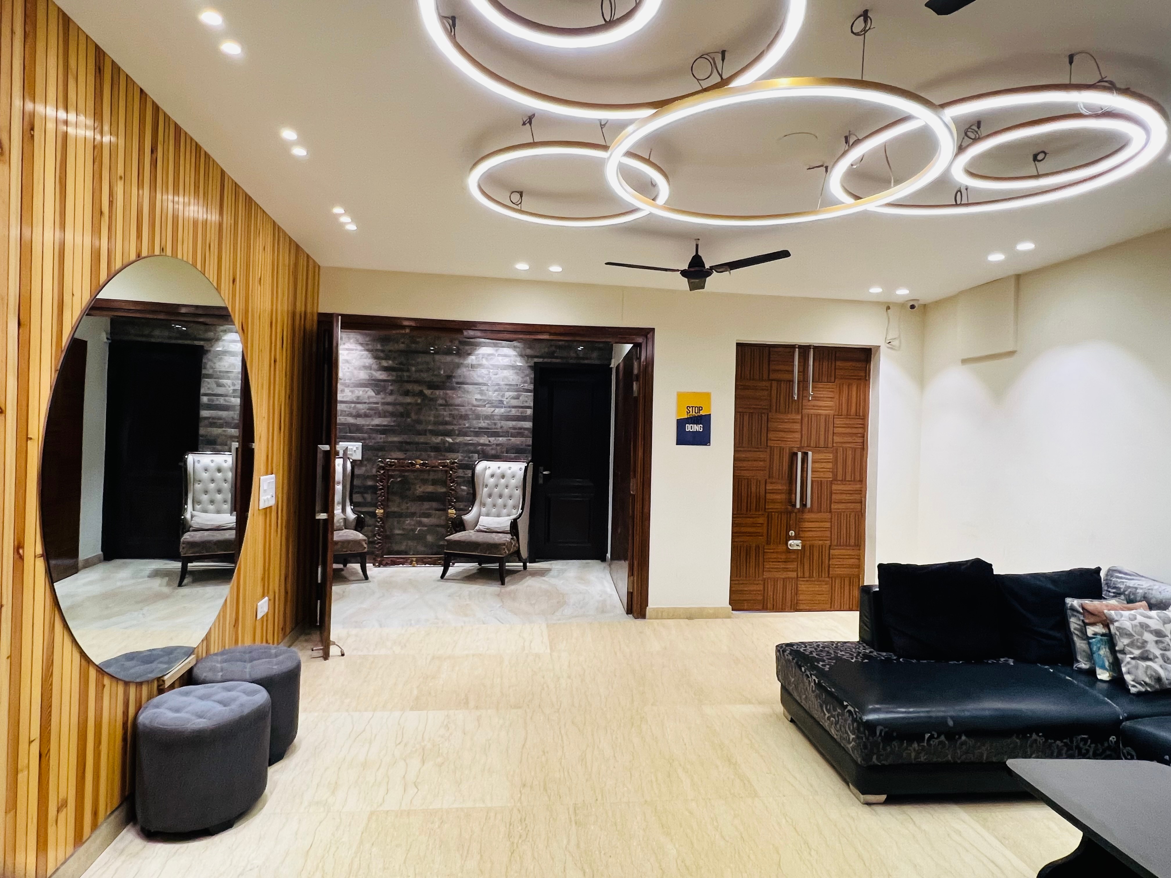 Divine Stay Rajouri Garden 𝗕𝗢𝗢𝗞 Delhi Homestay