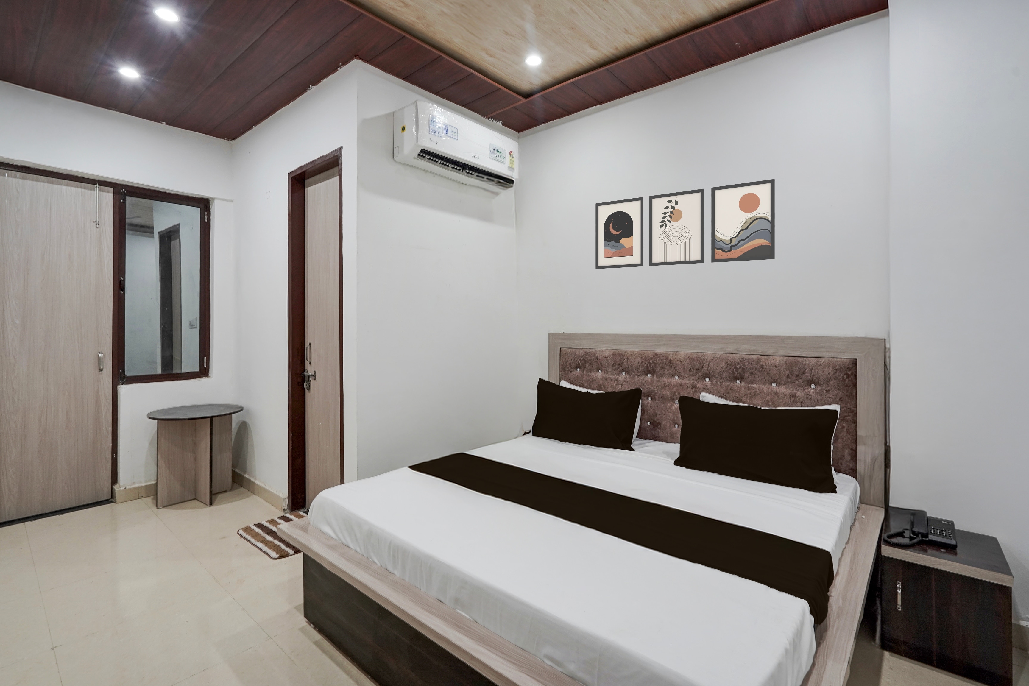Super Townhouse Oak Char Dham Vrindavan 𝗕𝗢𝗢𝗞 Vrindavan Hotel