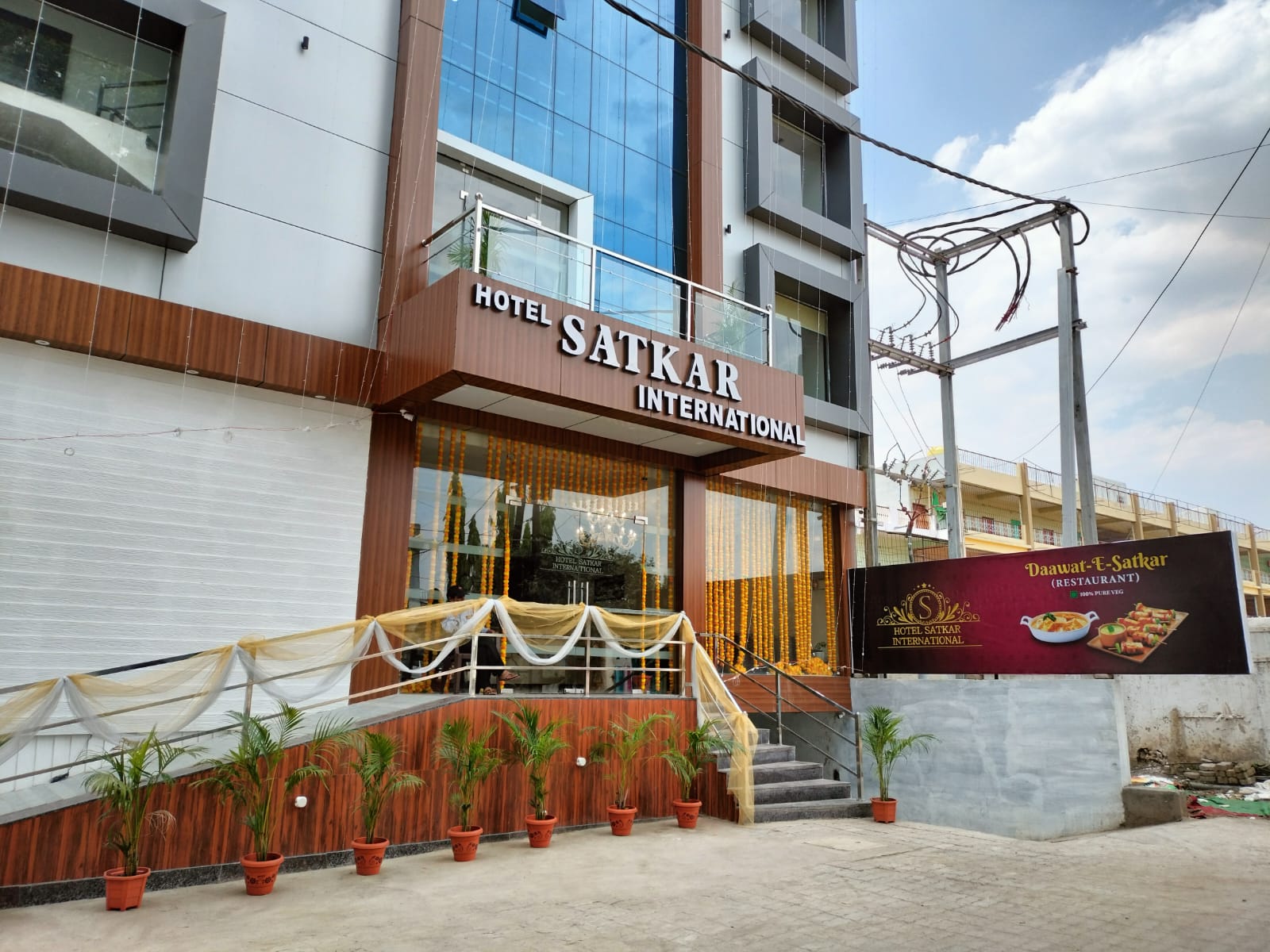 hotel satkar international 𝗕𝗢𝗢𝗞 Chhindwara Hotel