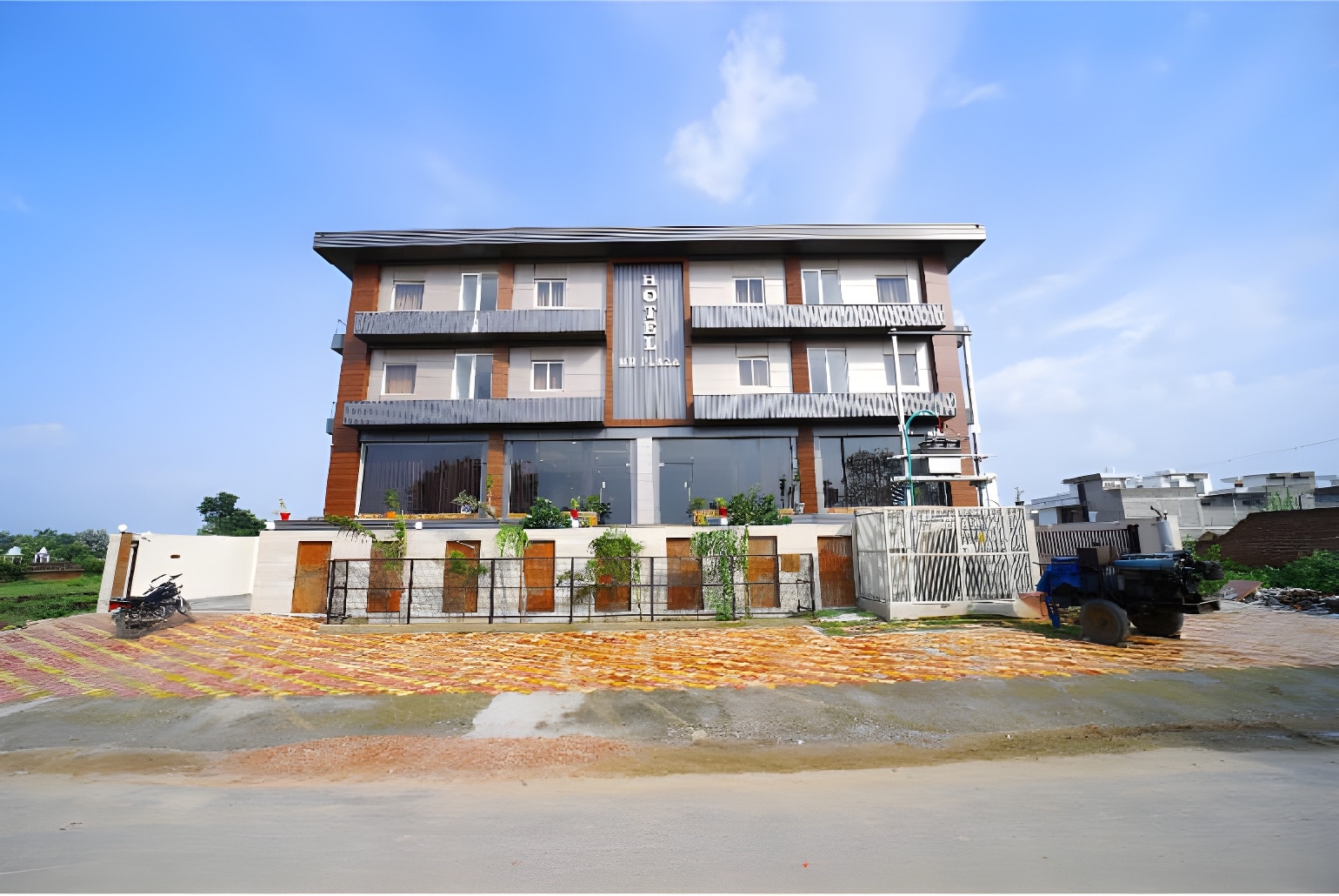 Hotel MR Plaza 𝗕𝗢𝗢𝗞 Agra Hotel
