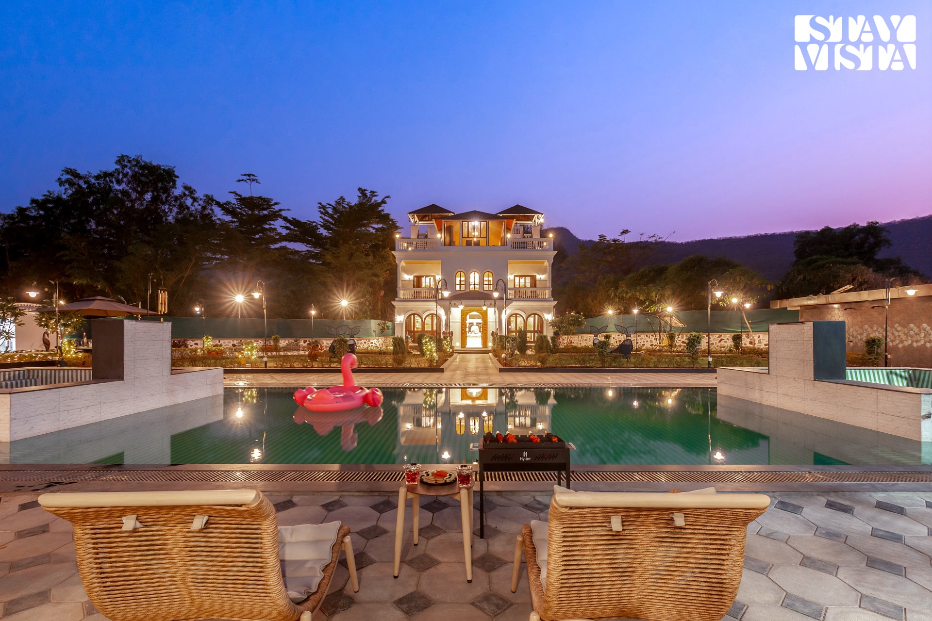 StayVista at Gallops @ Ashwamedha Manor 𝗕𝗢𝗢𝗞 Karjat Villa