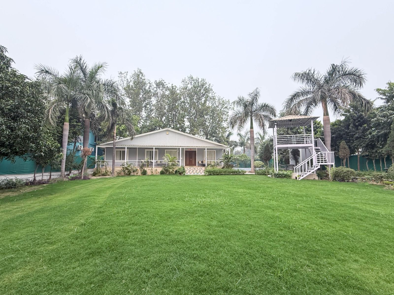 Live On Farms 𝗕𝗢𝗢𝗞 Noida Farm House