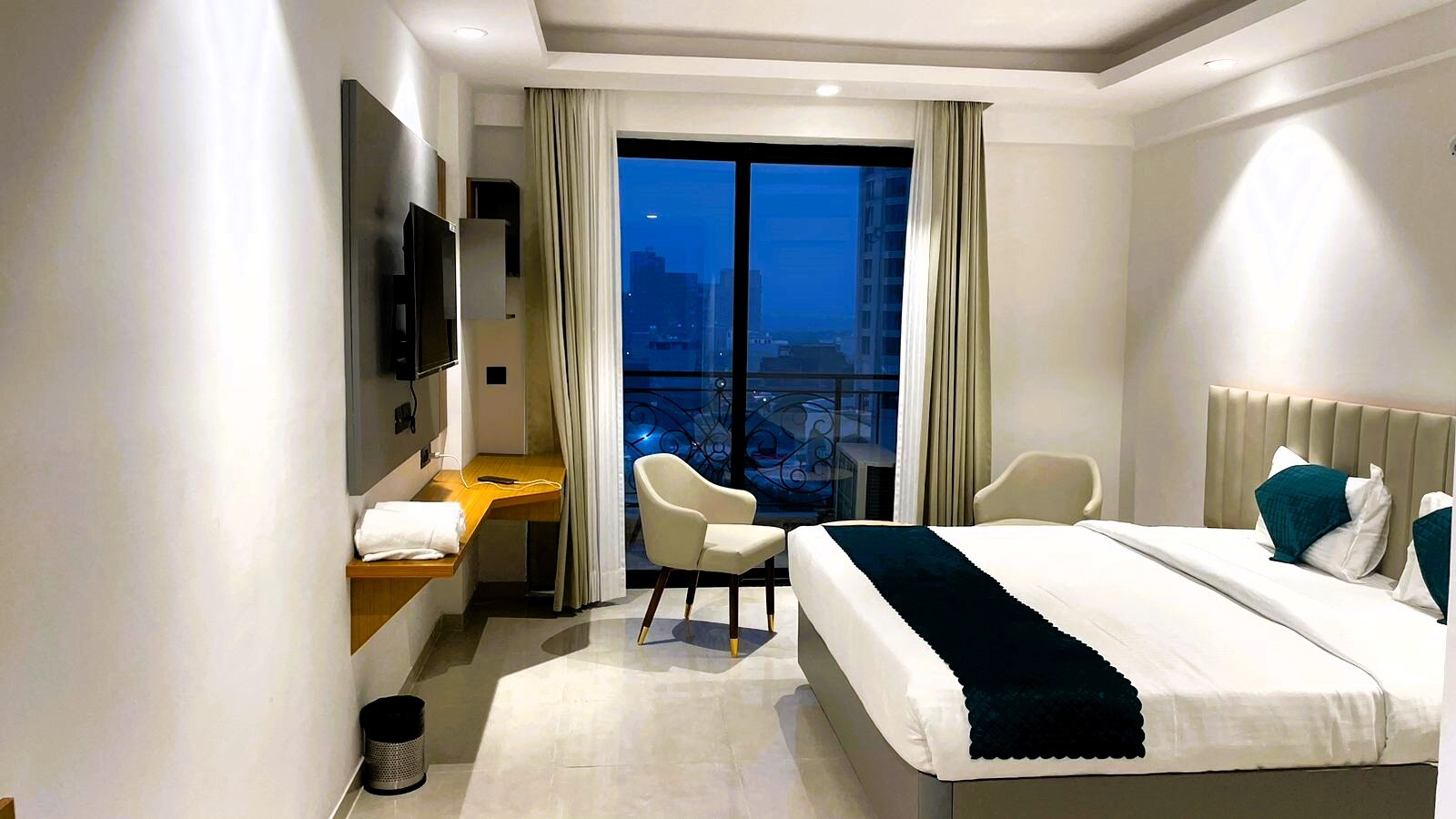 Maple Tree, Lucknow 𝗕𝗢𝗢𝗞 Lucknow Apartment