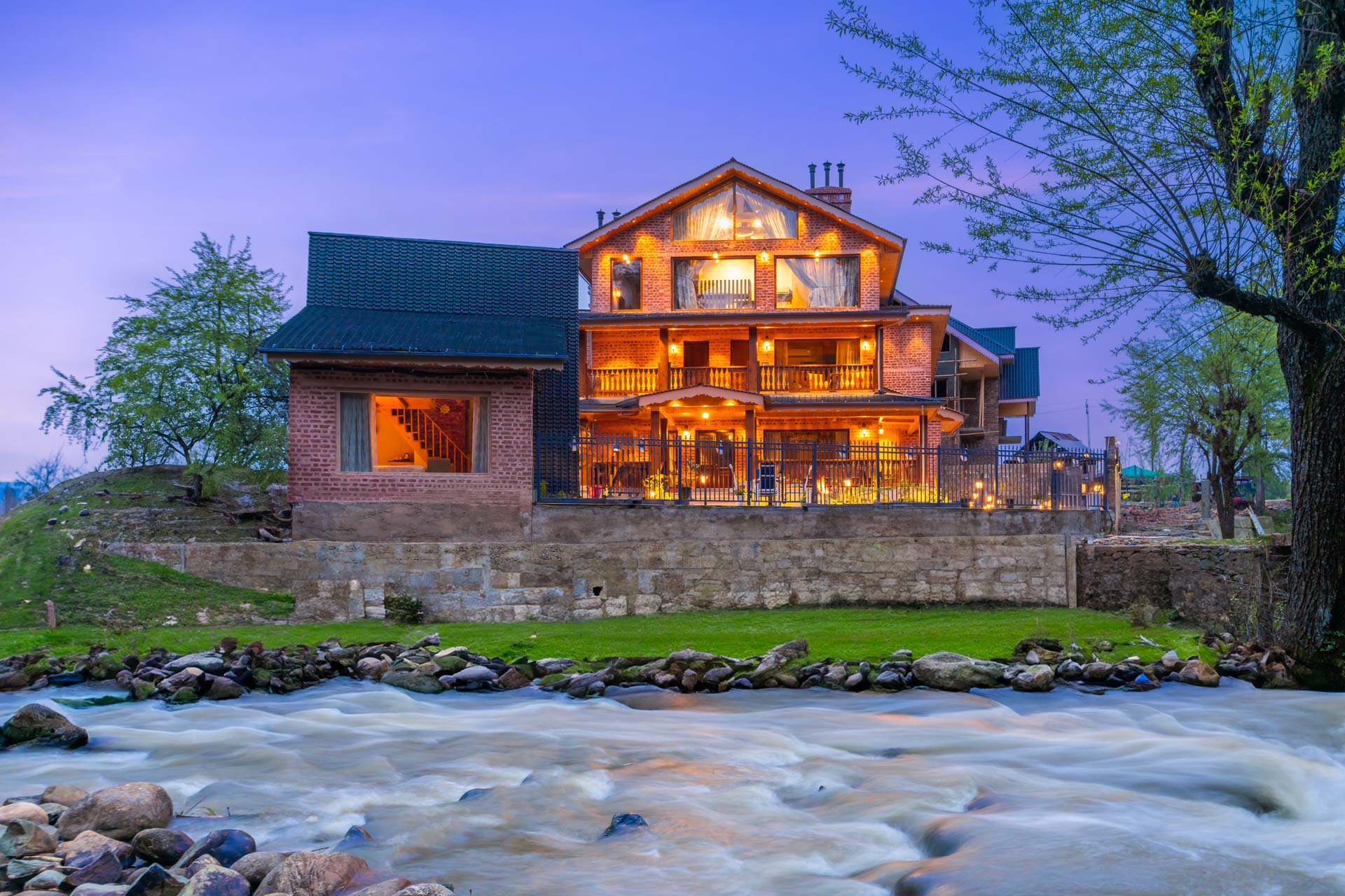 StayVista at Swiss Chalet - Tangmarg 𝗕𝗢𝗢𝗞 Gulmarg Villa