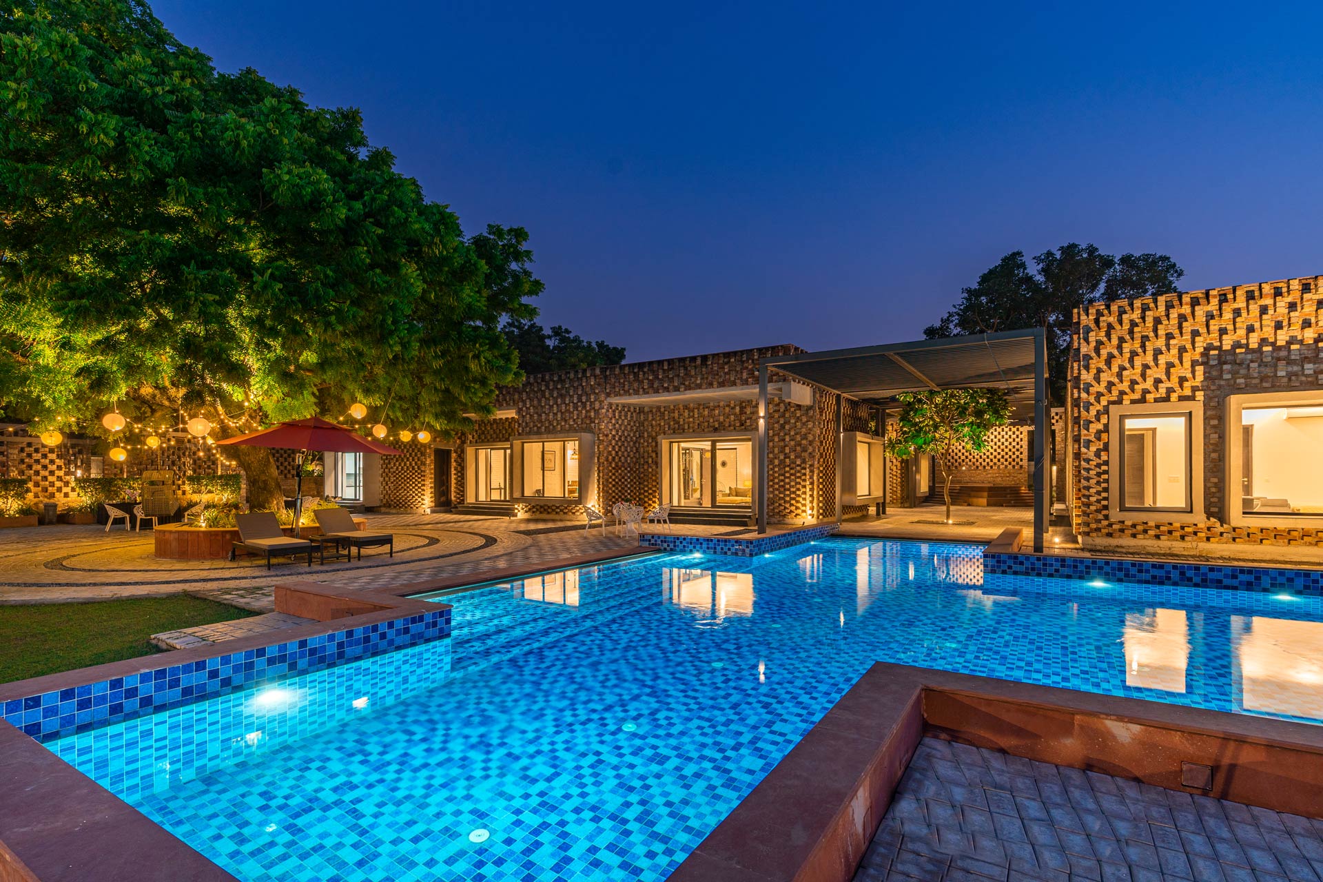 StayVista at The Brick house w/ Outdoor Pool 𝗕𝗢𝗢𝗞 Delhi Farm House